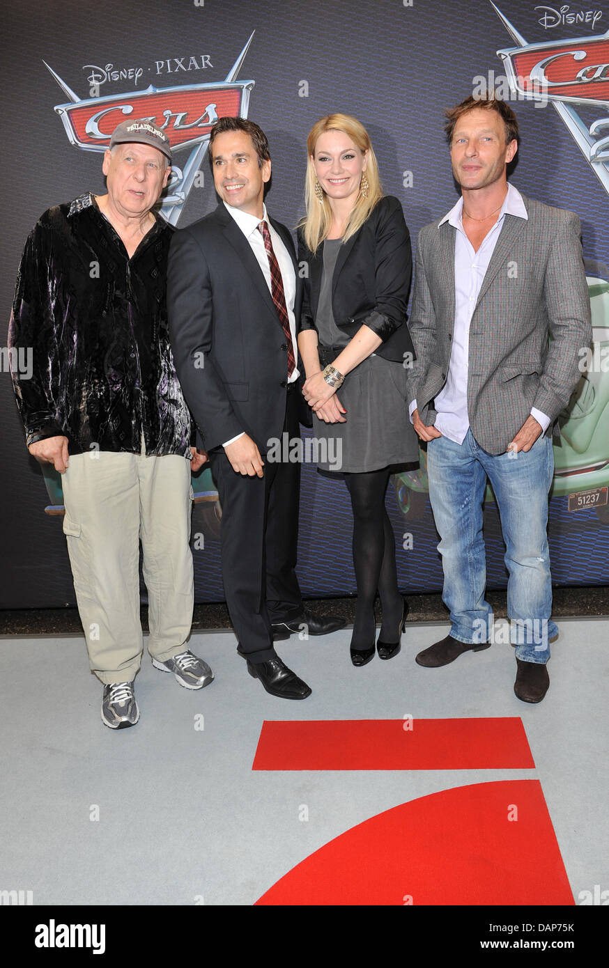 The actors and the dubbing artists Reinhard Brock (L-R), Manou Lubowski ...