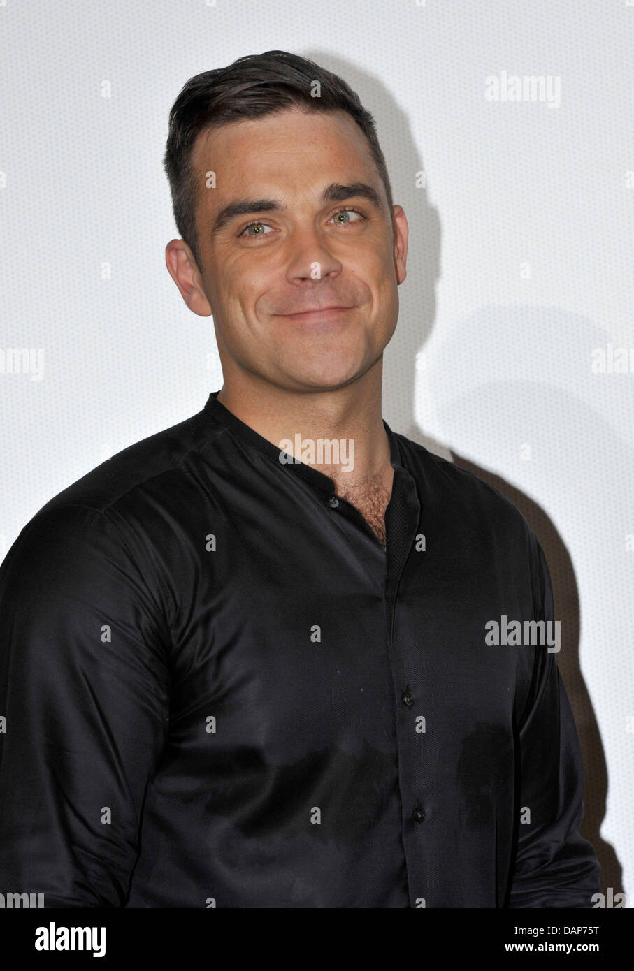Robbie Williams jokes during the premiere of 'Cars 2' at Mathaeser ...