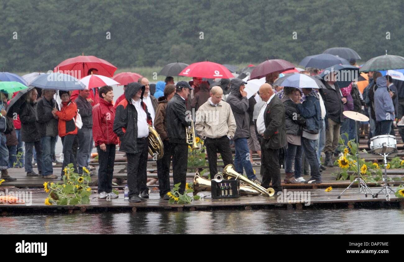Several hundred people stand on a 1,550 square meter raft made from ...