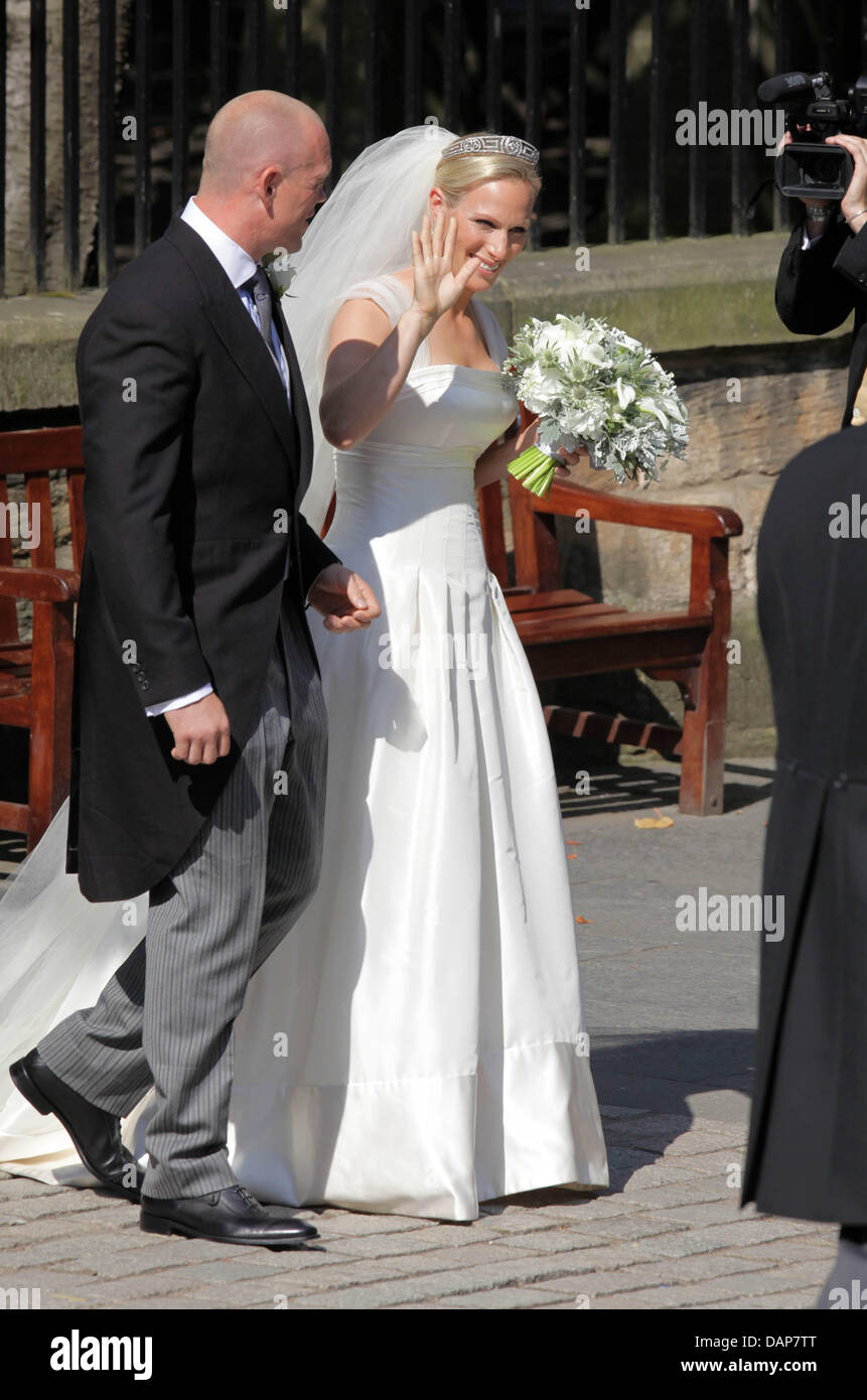 Newly-wed Zara Phillips and Mike Tindall leave the Canongate Kirk in ...