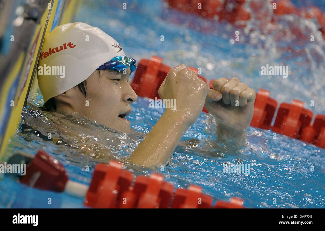 Swimmer Yang Sun of China celebrates after winning the 1500m Freestyle ...