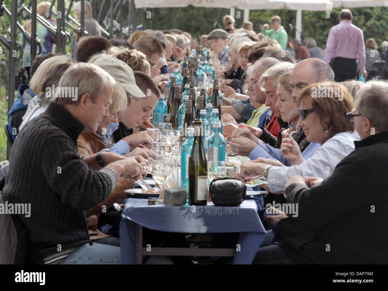 At 225 tables, around 1300 visitors of the Steinberg Dinner Table ...