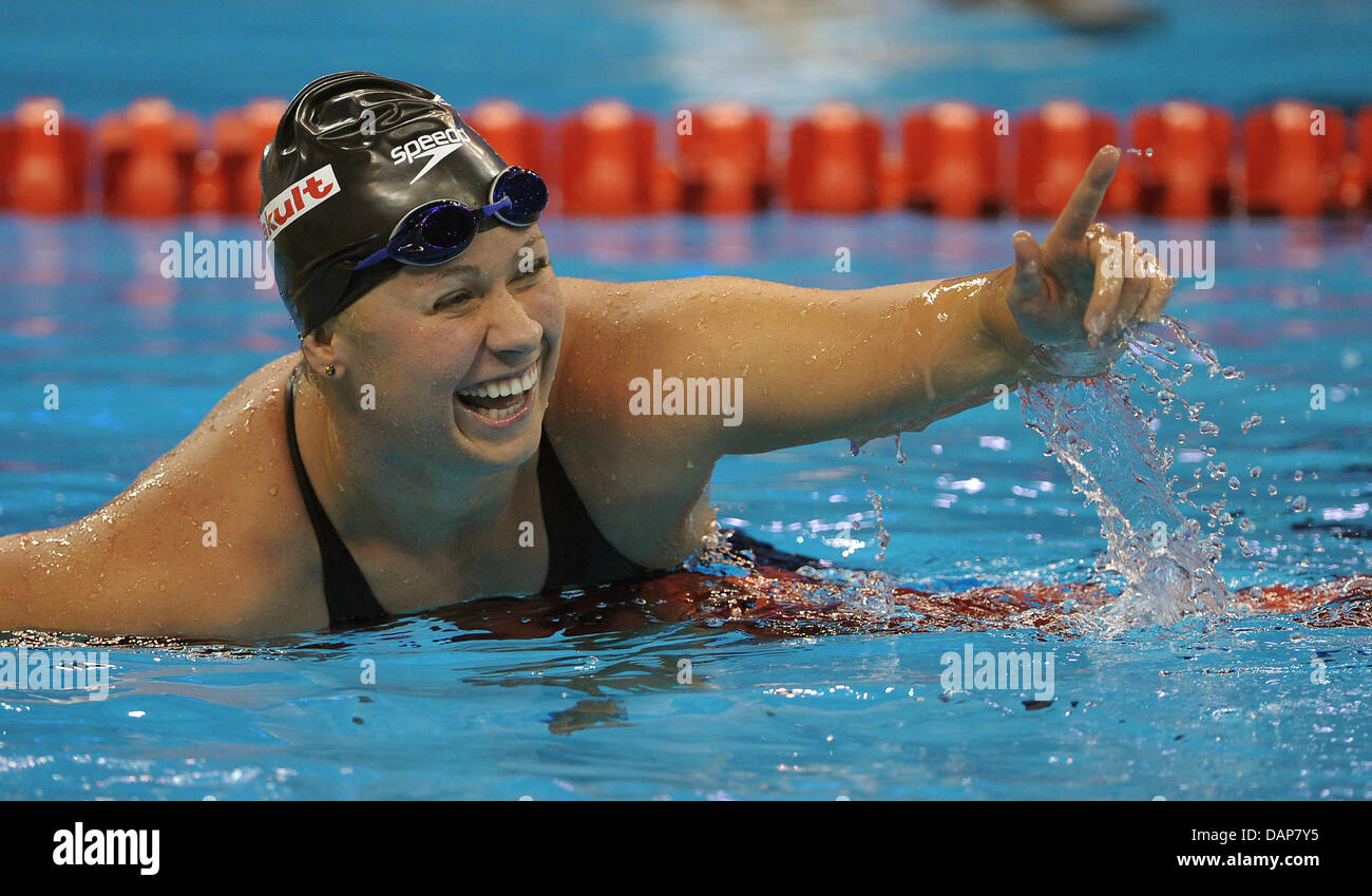 Swimmer Elisabeth Beisel of USA celebrates after winning the 400m ...