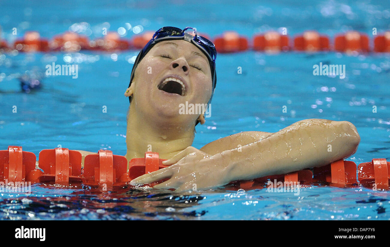 Swimmer Elisabeth Beisel of USA celebrates after winning the 400m ...