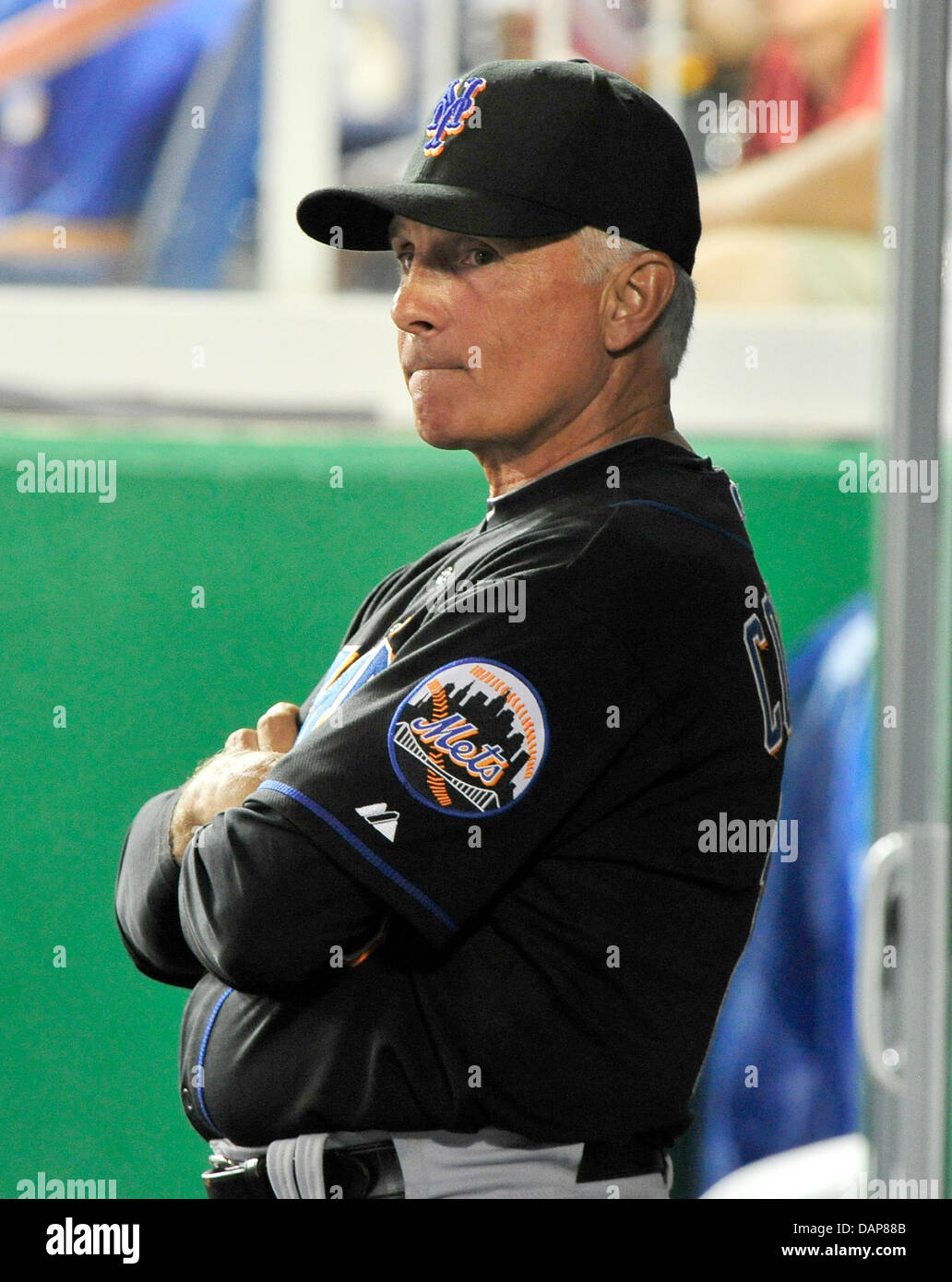 New York Mets manager Terry Collins watches the action in the top of ...