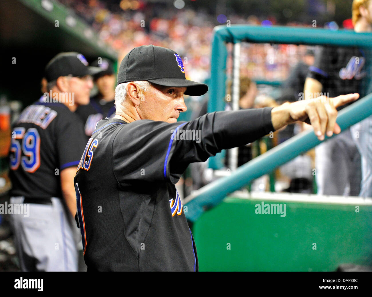 New York Mets manager Terry Collins (10) directs his team in the top of ...