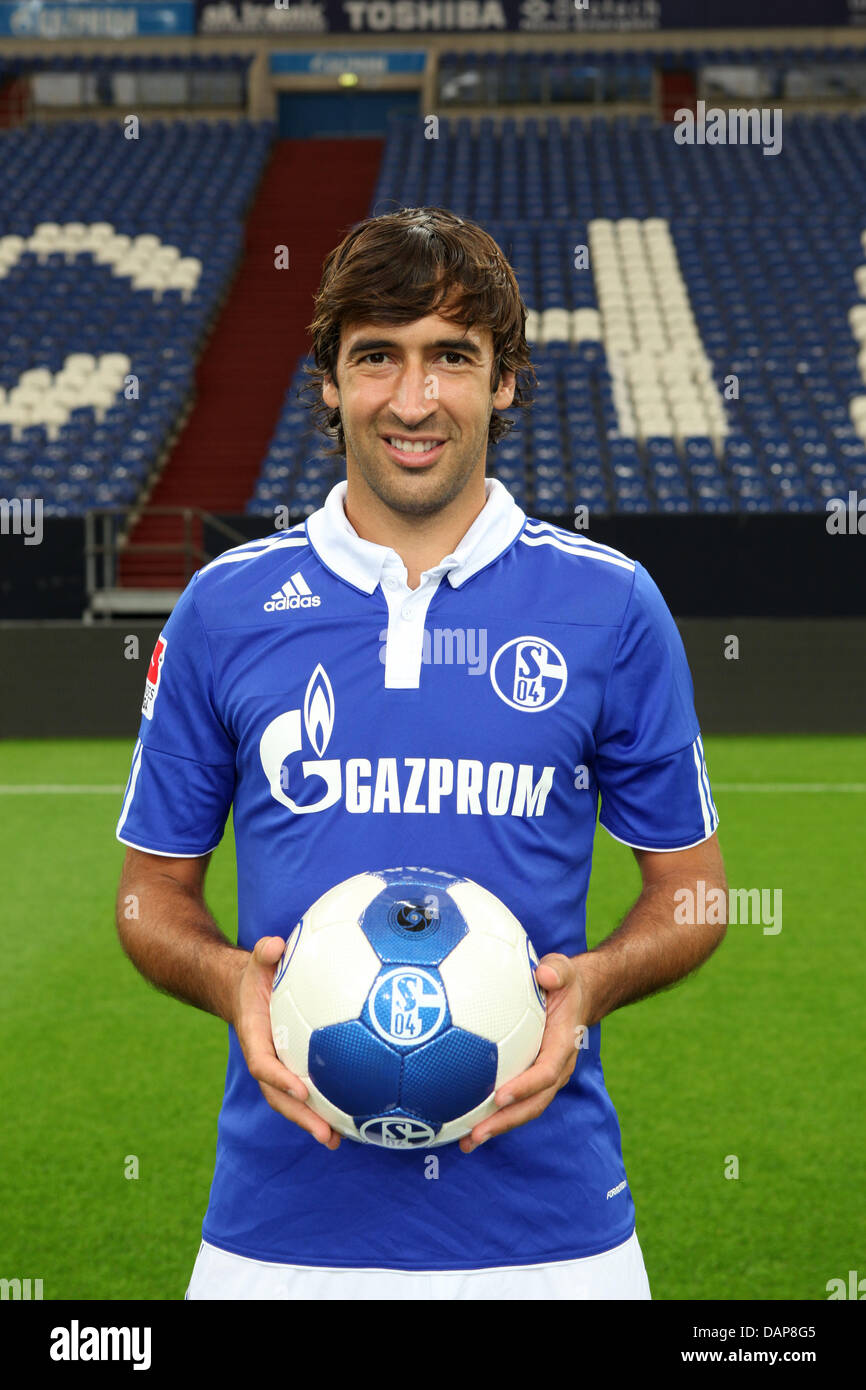 Schalke's Raul poses during a photo session of FC Schalke 04 in ...