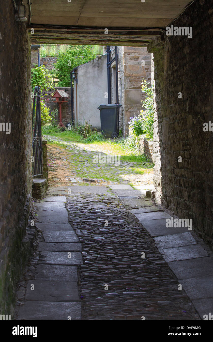 Alleyway leading to backyard Stock Photo - Alamy