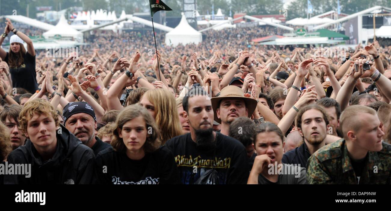 Heavy metal fans cheer hi-res stock photography and images - Alamy