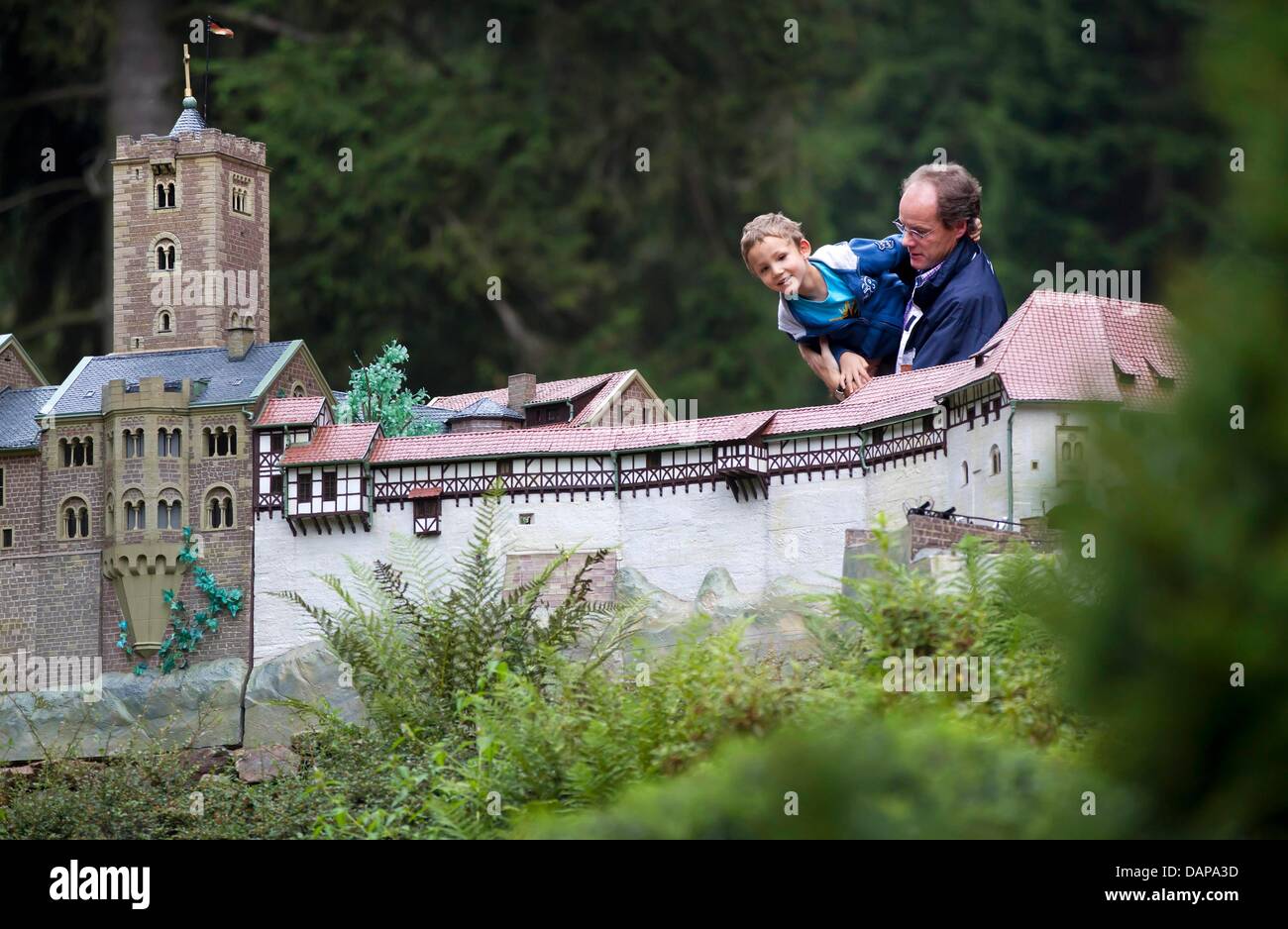 A family from Ronshausen looks at the replica of Wartburg in Eisenach ...