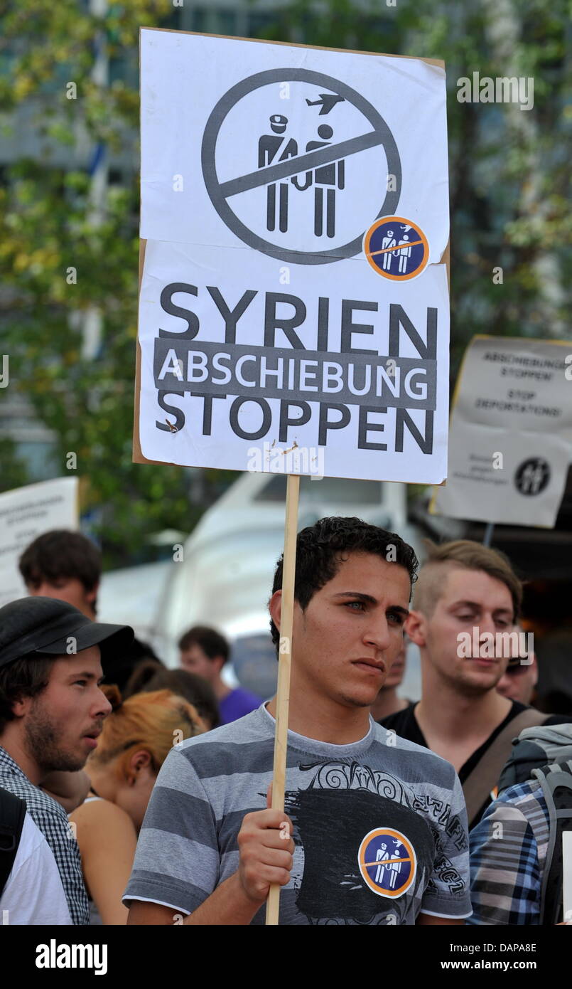 Refugees and anti-deportation activists from all of Bavaria protest at ...