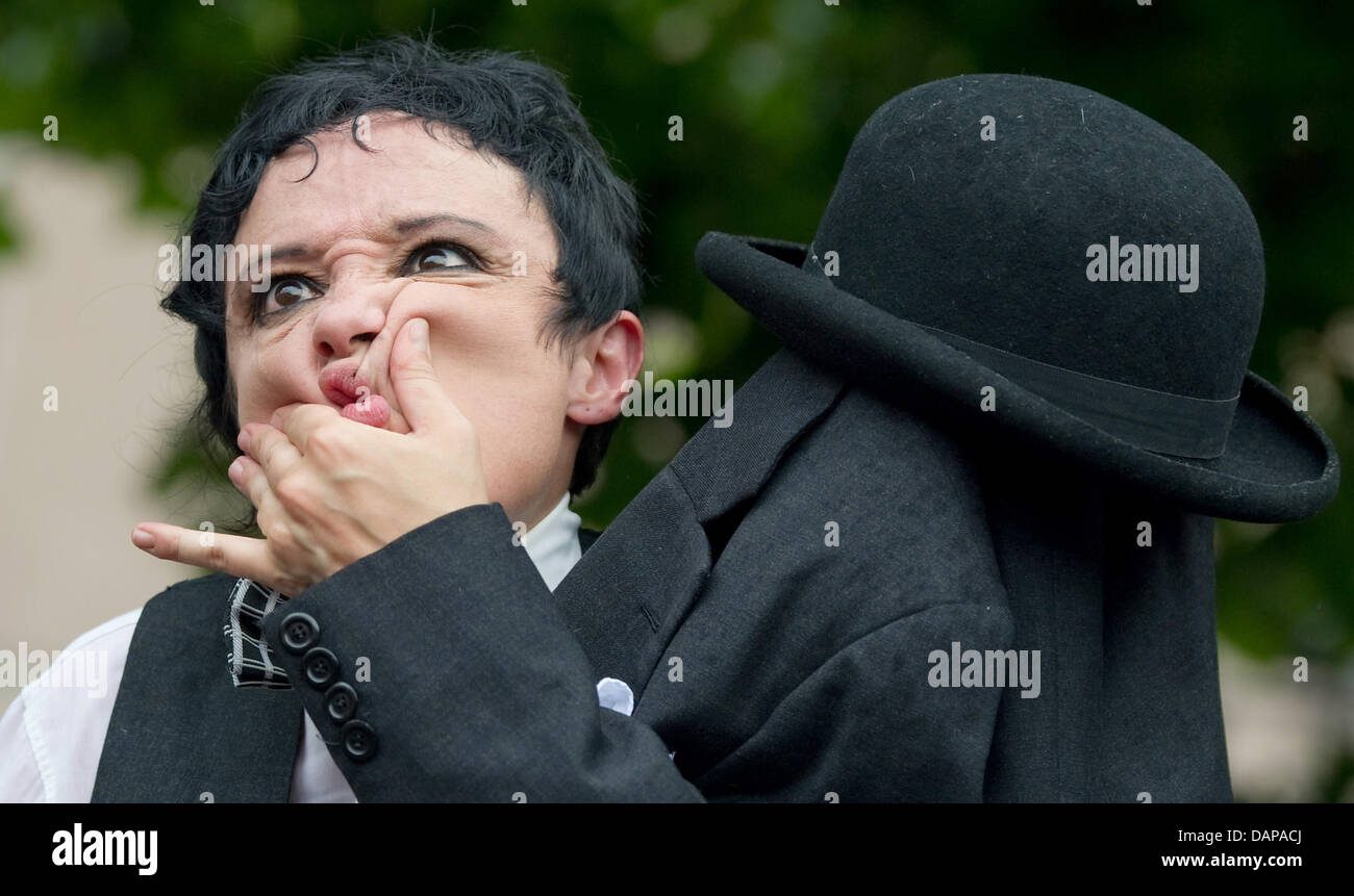 Street magician hi-res stock photography and images - Alamy