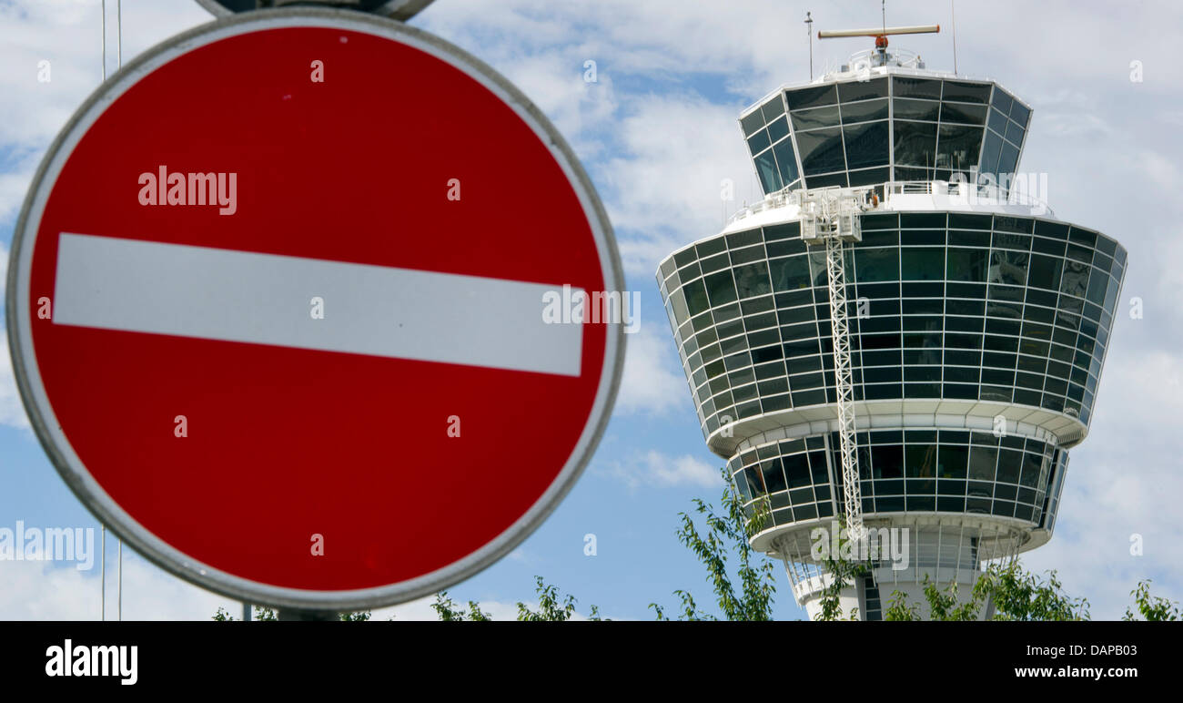 A No passage-sign stands in front of the tower of the aiport in Munich ...