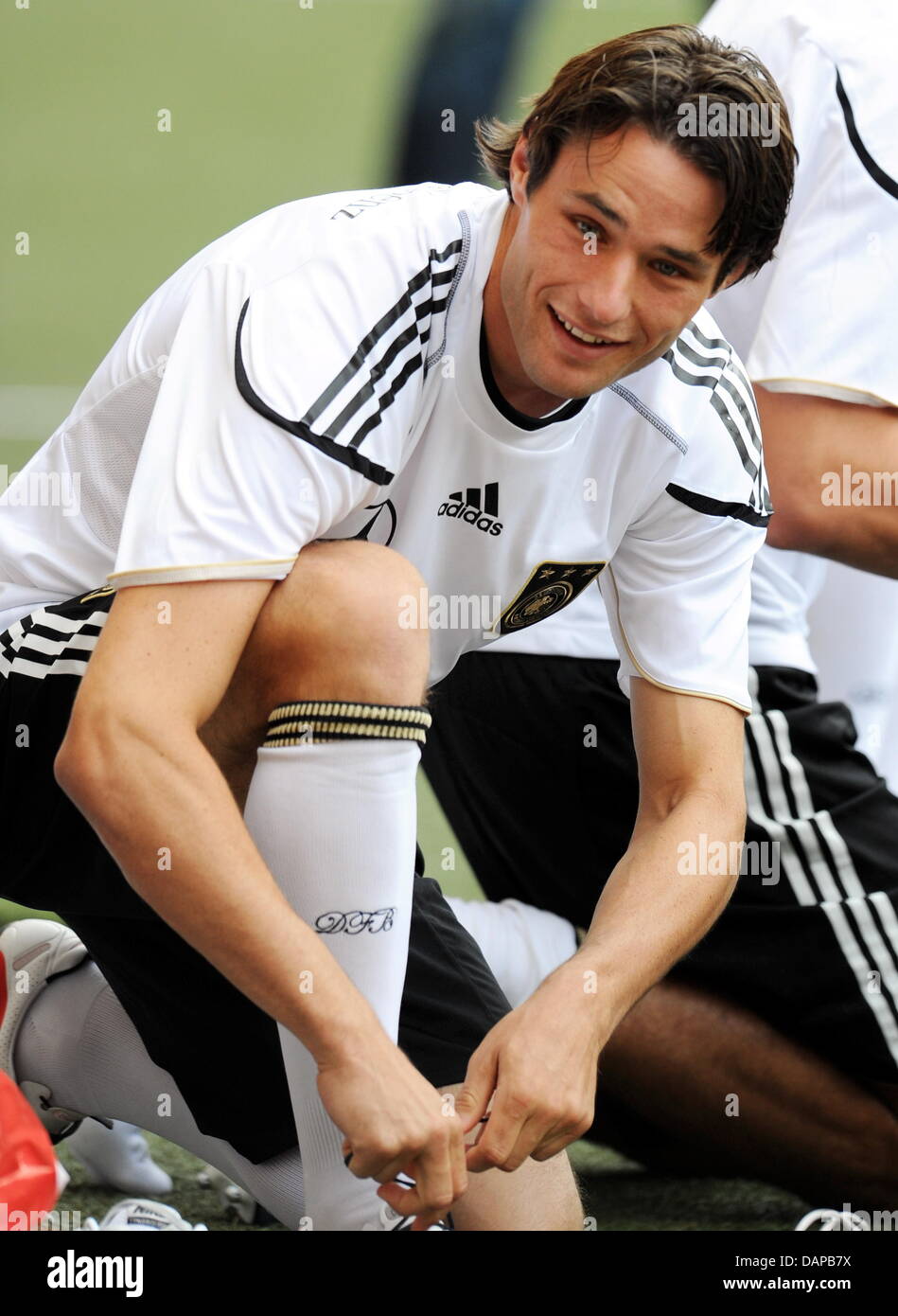 Christian Traesch of the German soccer national team ties his laces ...