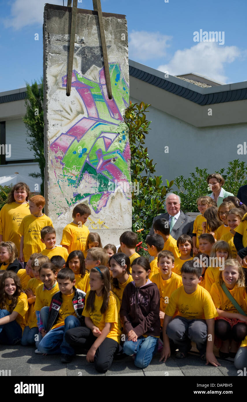 The former German chancellor Helmut Kohl (2-r) and his wife Maike Kohl ...
