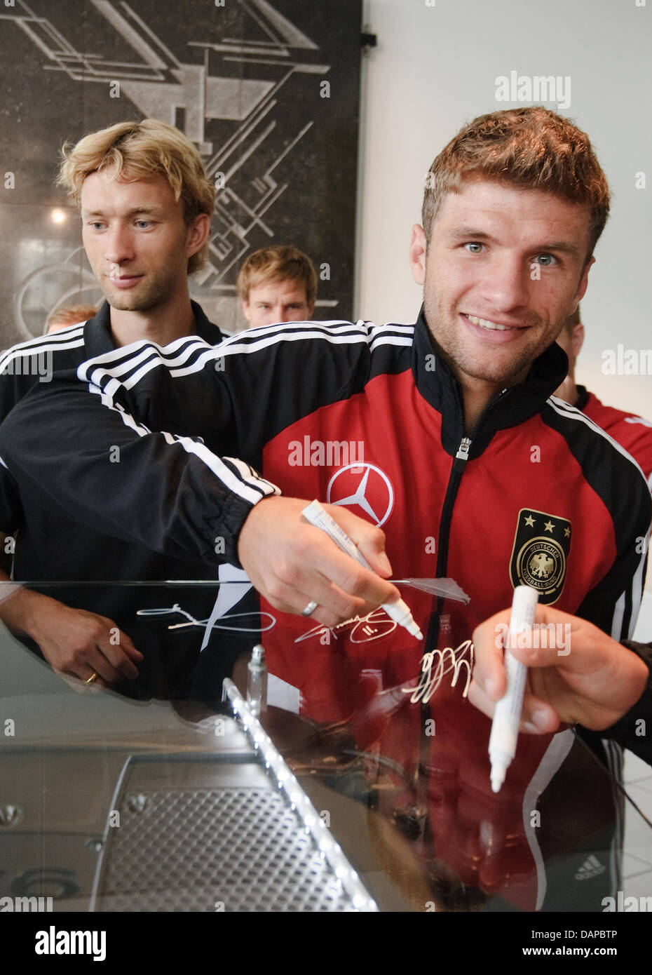 The German national soccer players Simon Rolfes (L-R) and Thomas ...