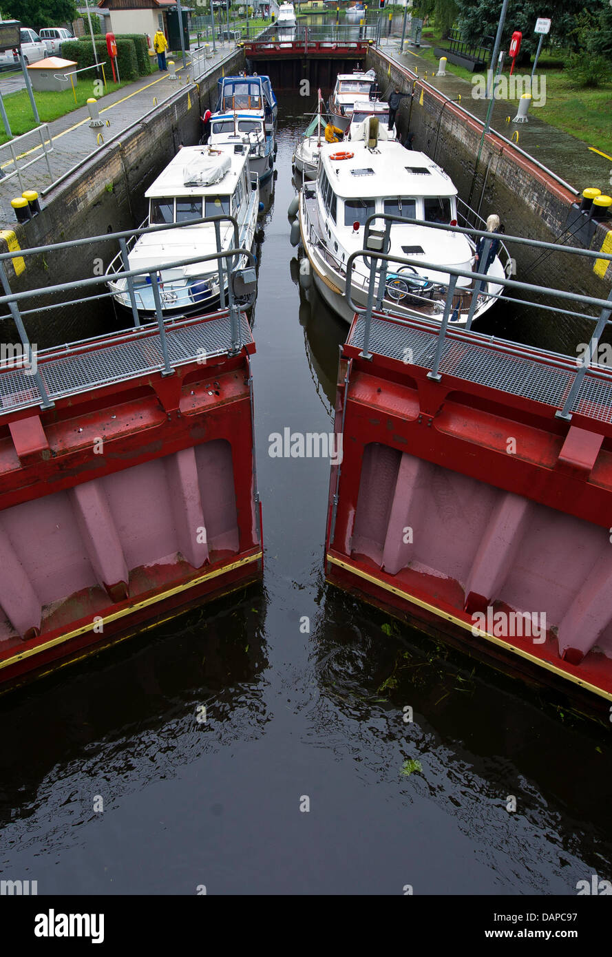 Several boats pass through a watergate at the Havel river in Zehdenick ...