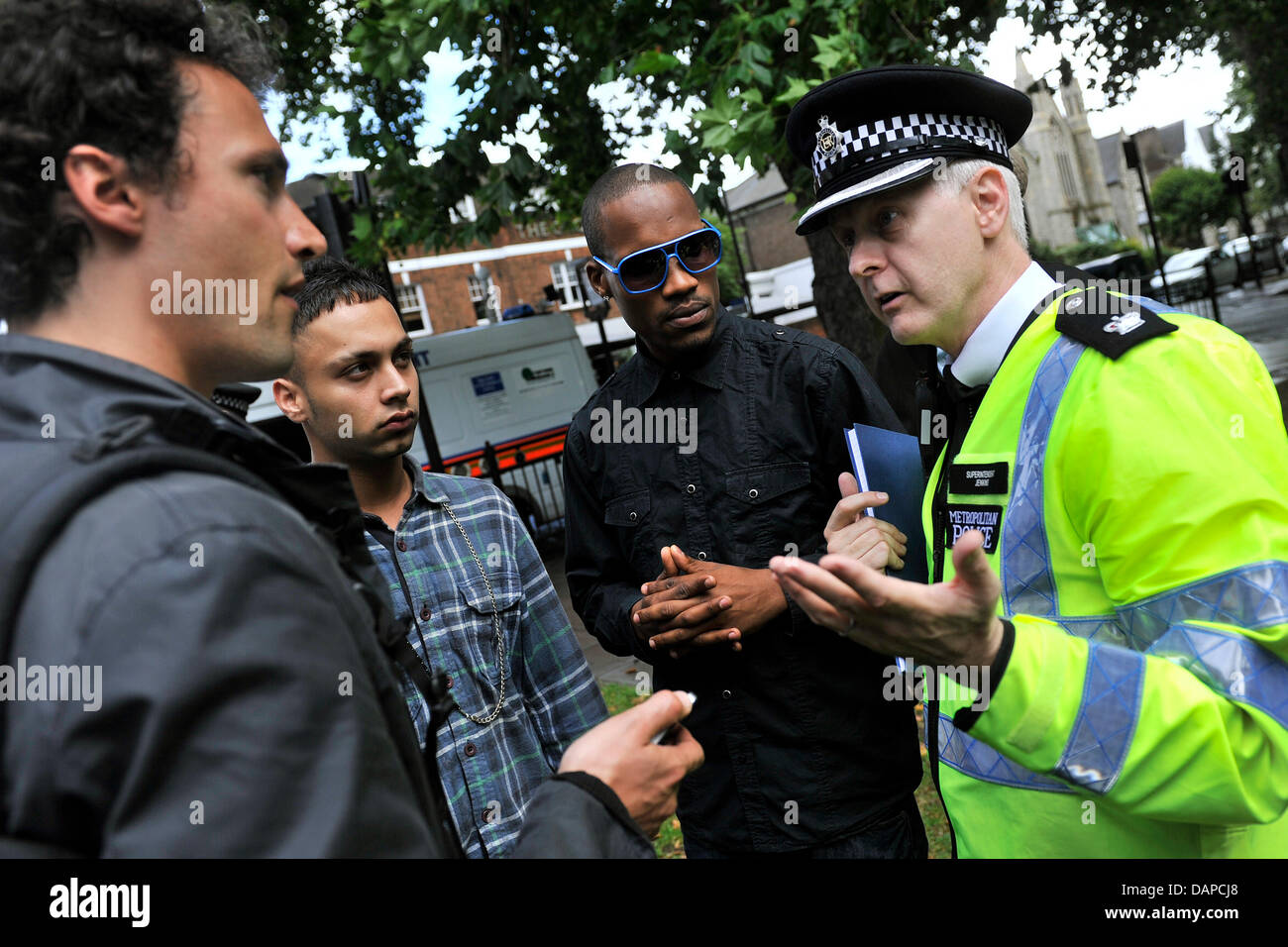 London riots rioters police 2011 hi-res stock photography and images ...