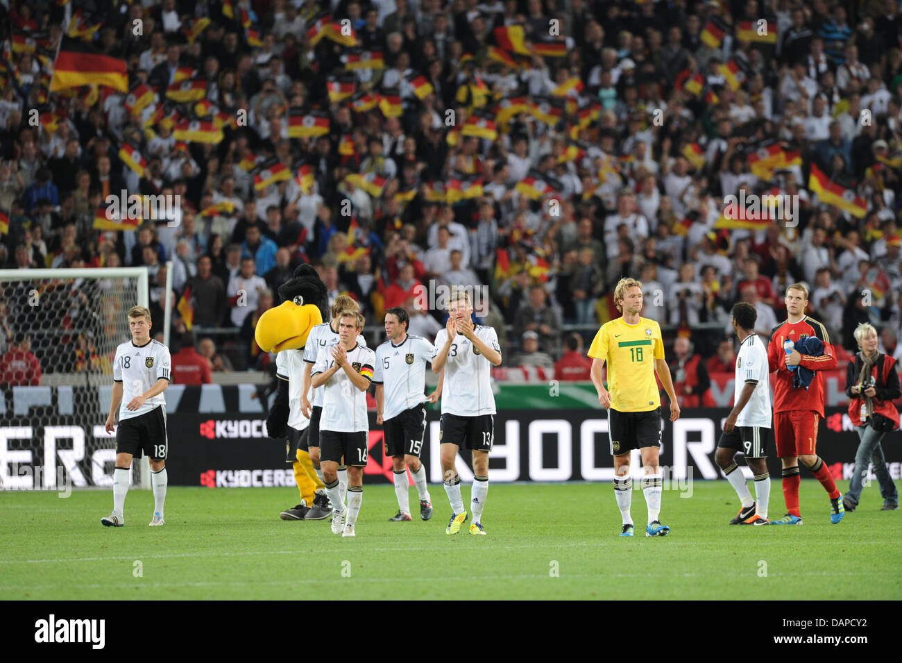 The German team thanks the fans at the end of the friendly match ...