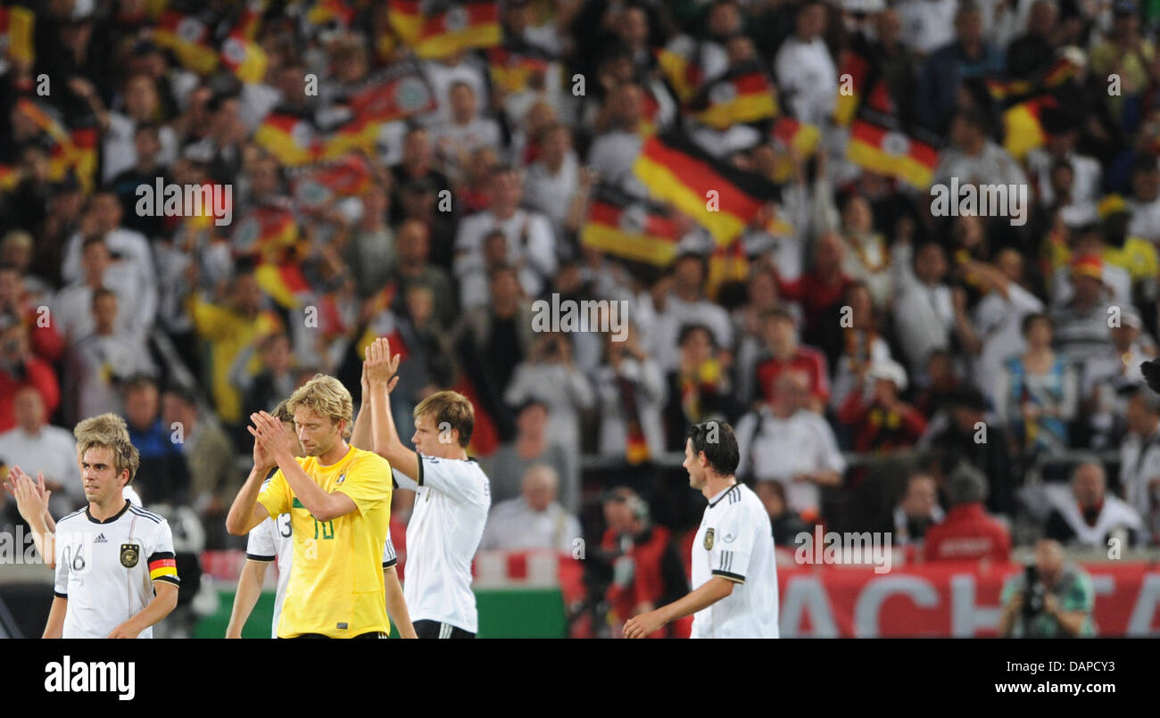 The German team thanks the fans at the end of the friendly match ...