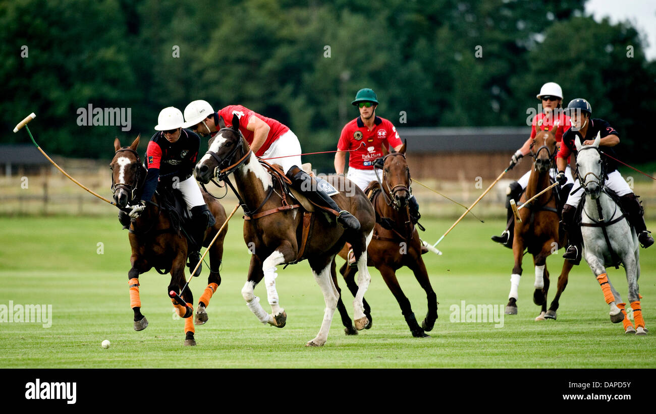 Polo field hi-res stock photography and images - Alamy