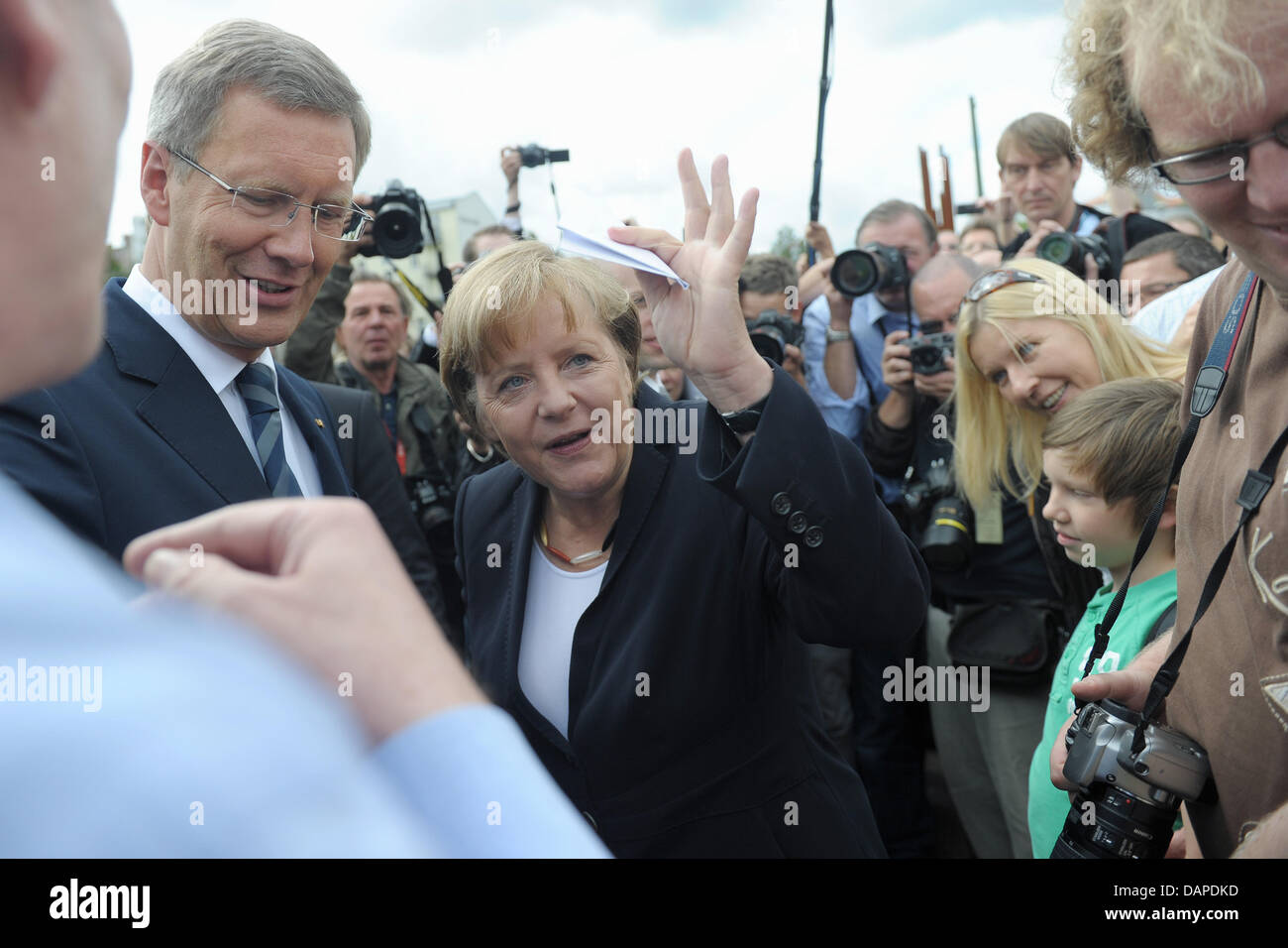 German Chancellor Angela Merkel and President Christian Wulff (L) speak ...