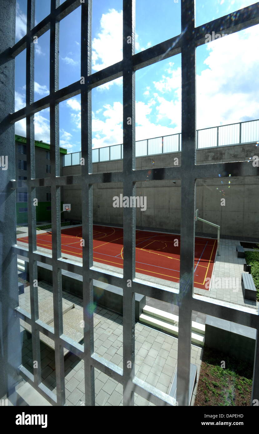 The basketball court in the inner courtyard of the new prison Frankfurt ...