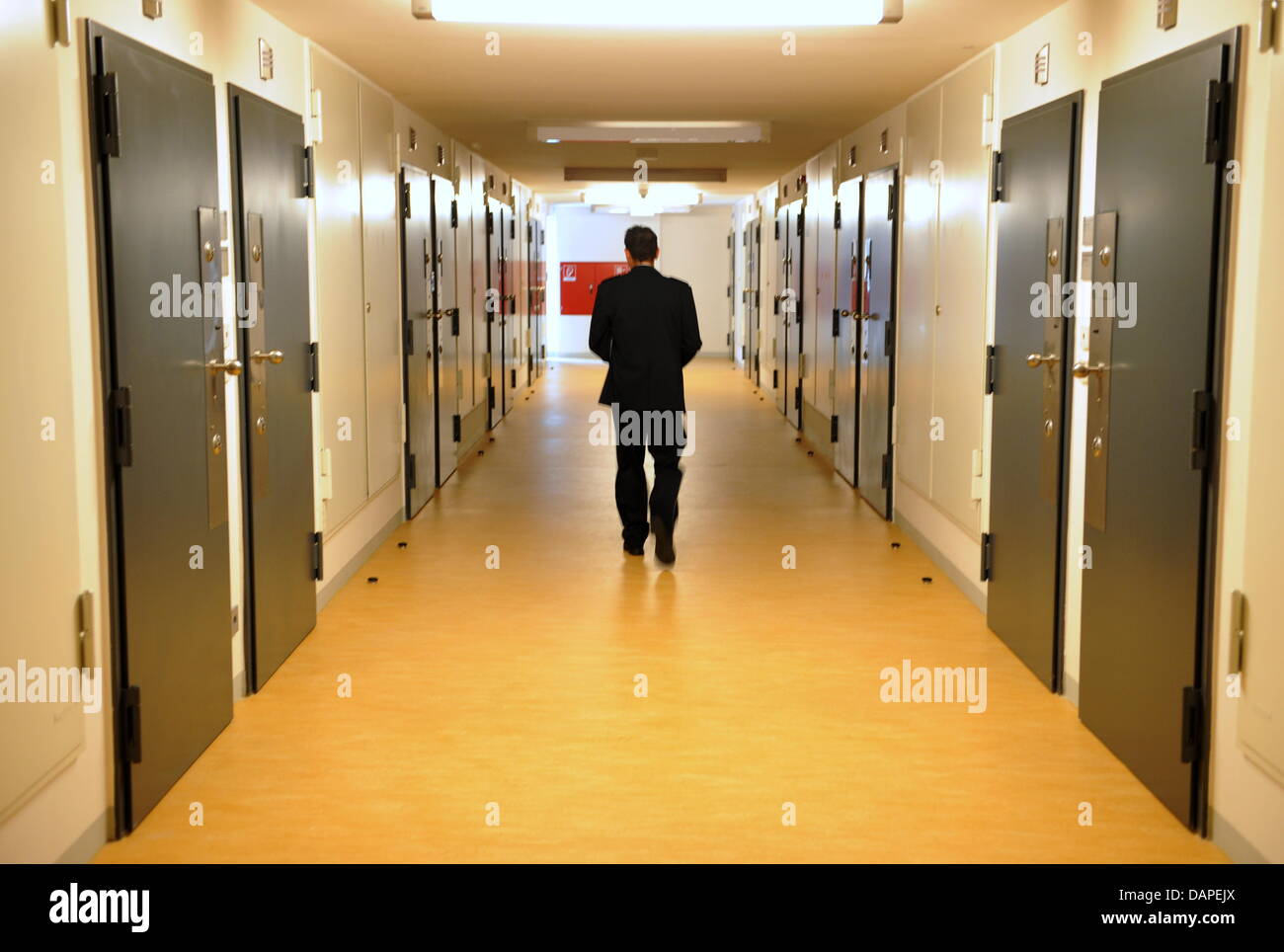 A judicial officer walks prison cells at the new prison Frankfurt am ...