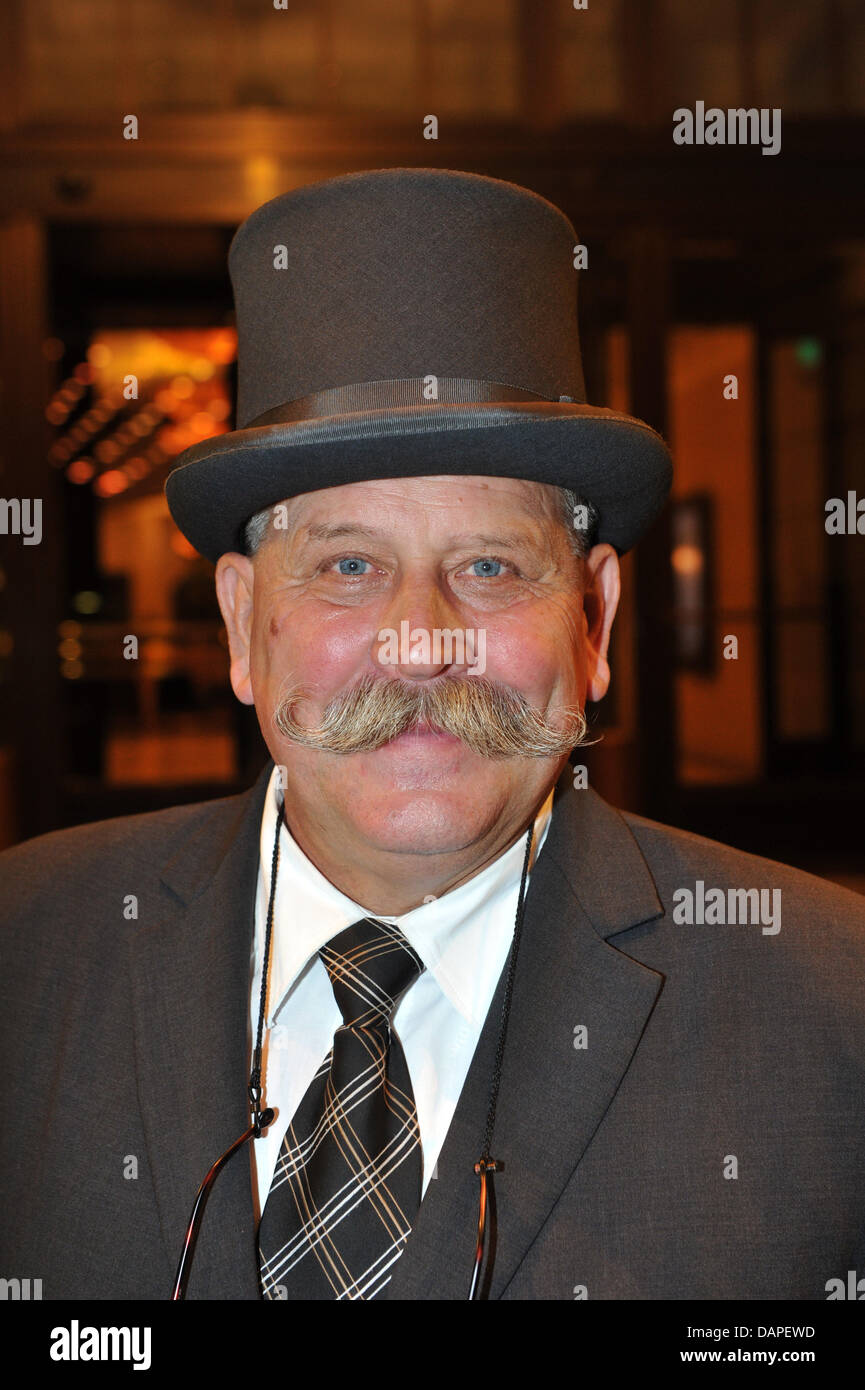 The porter of the Hotel Adlon, Max Hiller, poses in front of the ...