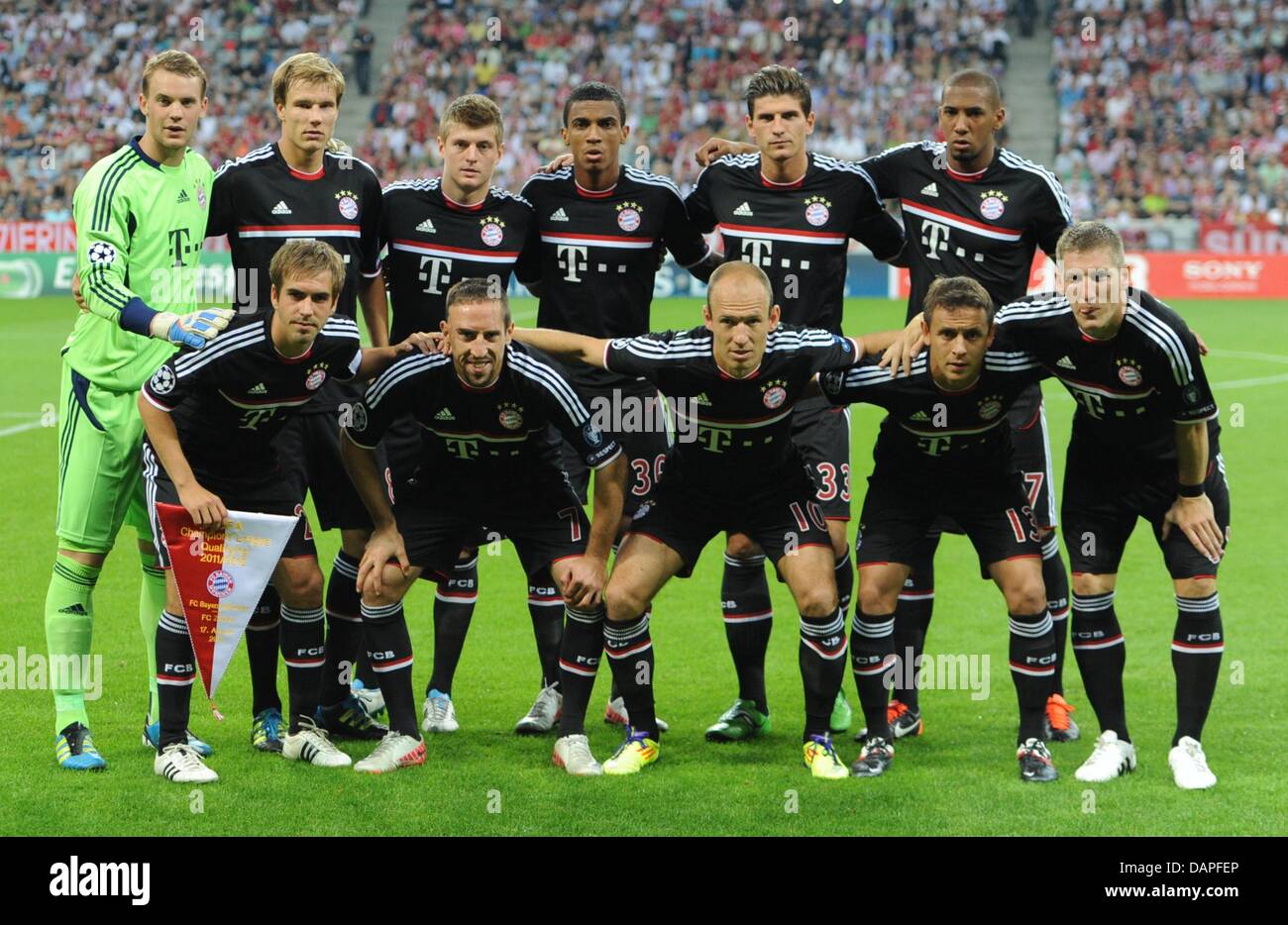 Bayern's team (back row L-R) Manuel Neuer, Holger Badstuber, Toni Kroos ...