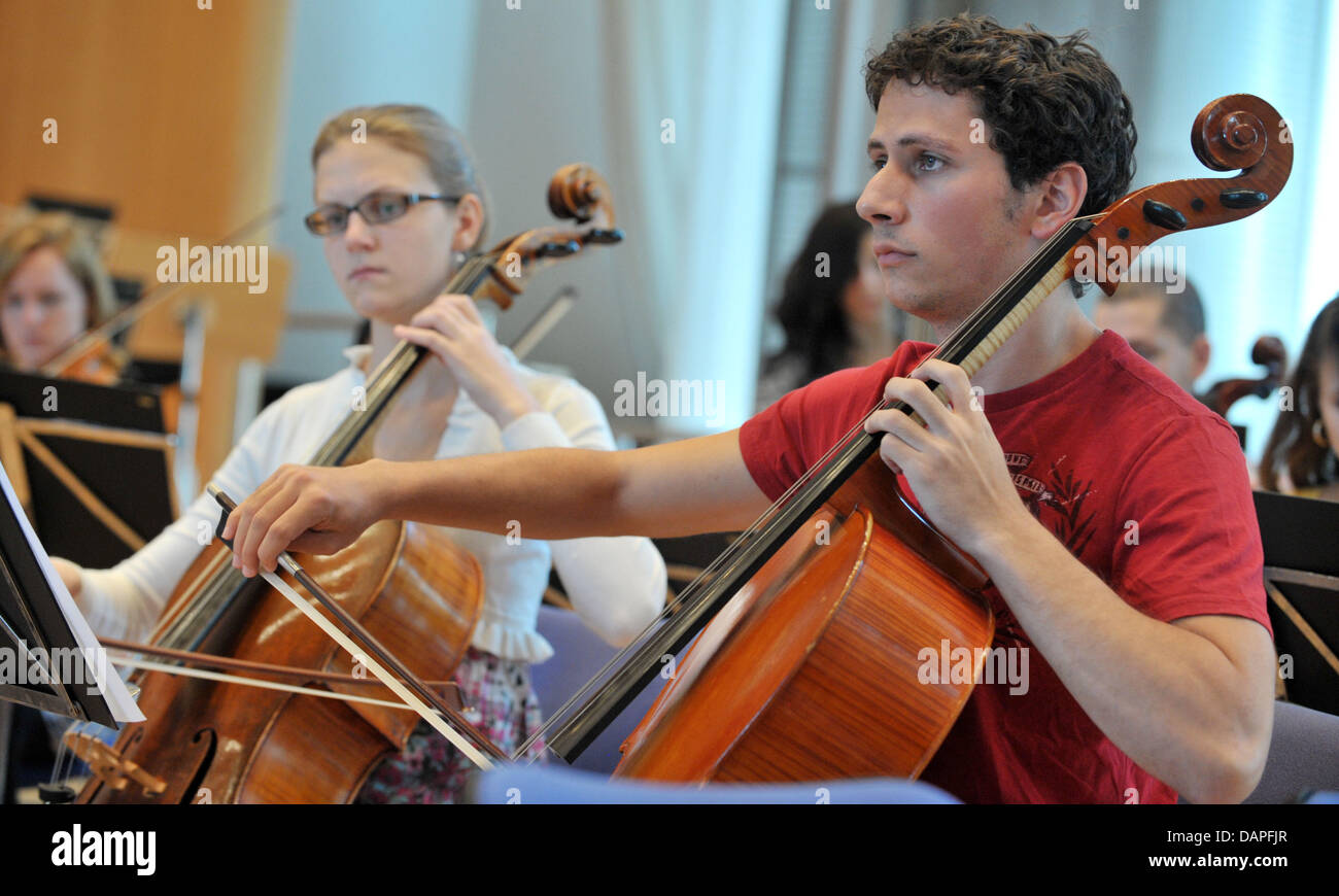 Musicians of the Young Philharmonic Orchestra Jerusalem Weimar rehearse ...