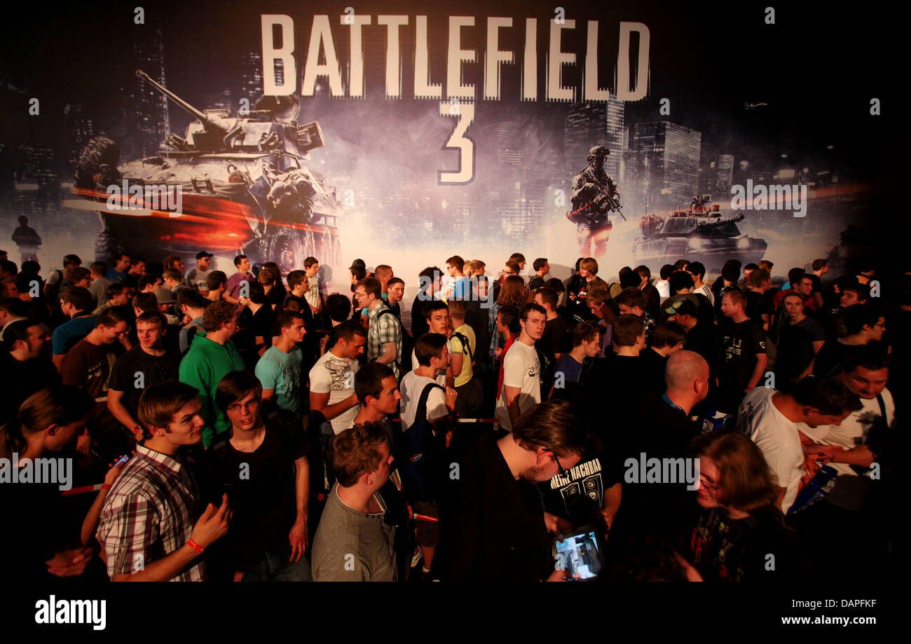Visitors of the video games trade fair 'Gamescom' crowd in front of a ...