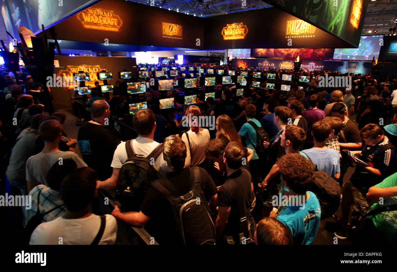 Visitors of the video games trade fair 'Gamescom' crowd in front of a ...