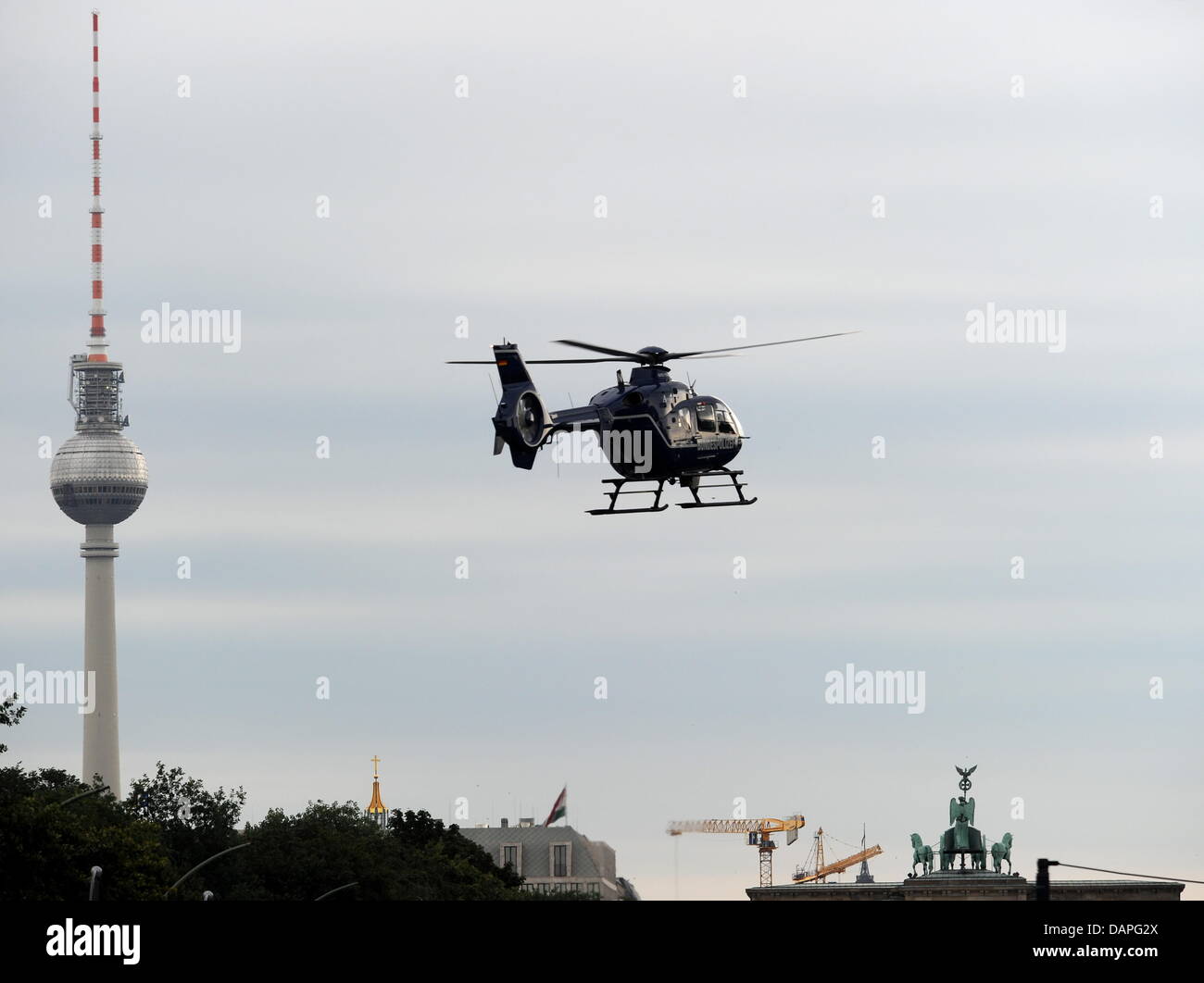 A helicopter of the type 'Super Puma' lands on the street of 17th June ...