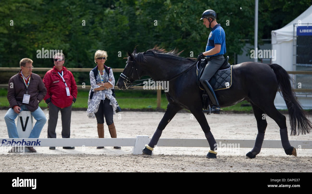 Klaus Matthias Rath (l-r), German coach Holger Schmezer, Ann Kathrin ...