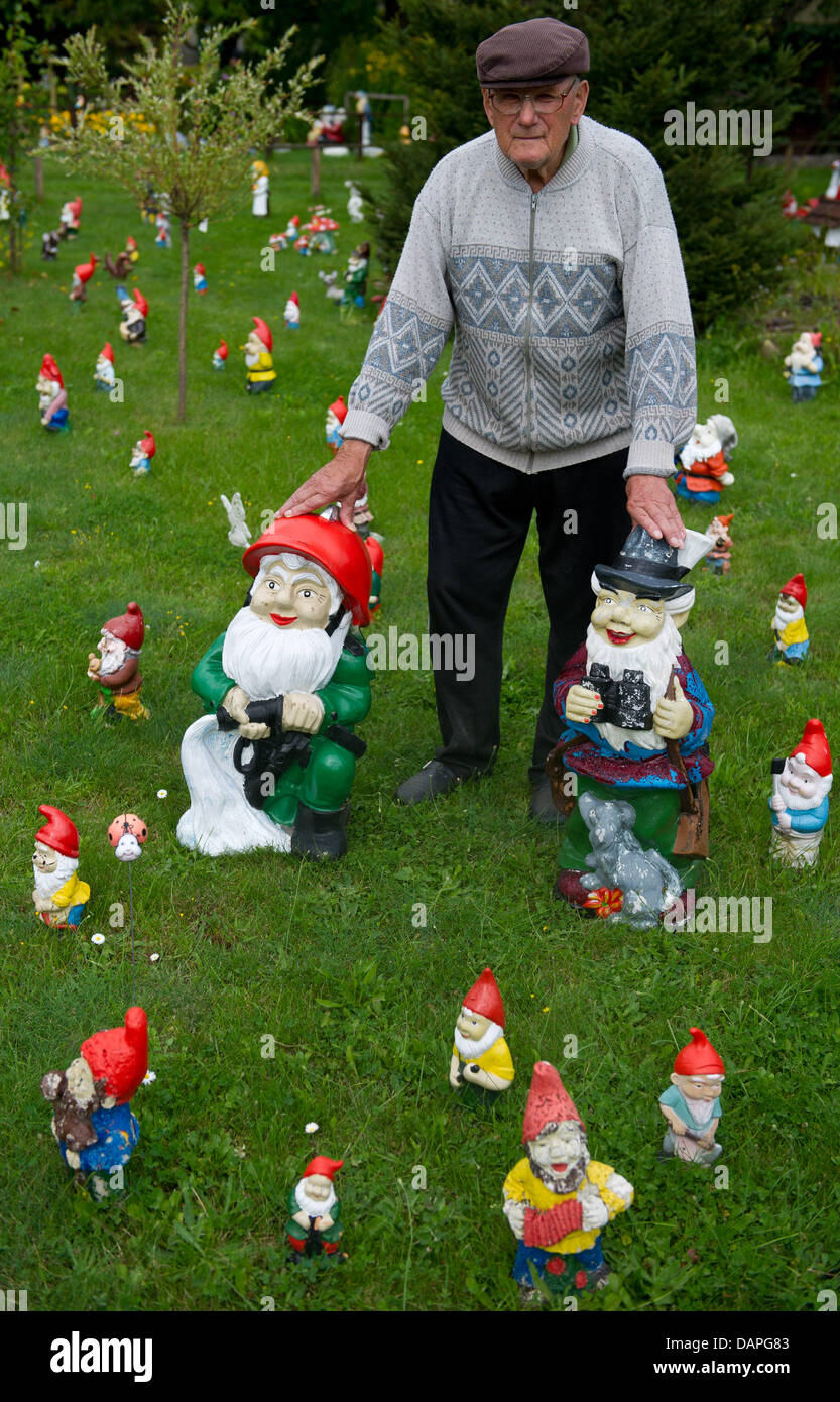 Garden dwarfs hi-res stock photography and images - Alamy