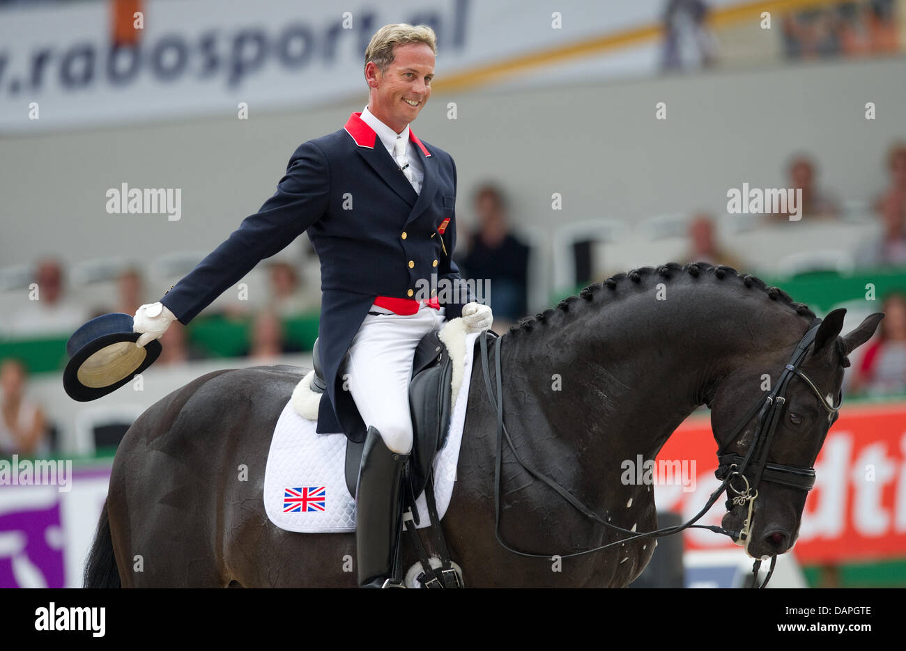 Der britische Dressurreiter Carl Hester auf seinem Pferd Uthopia freut ...