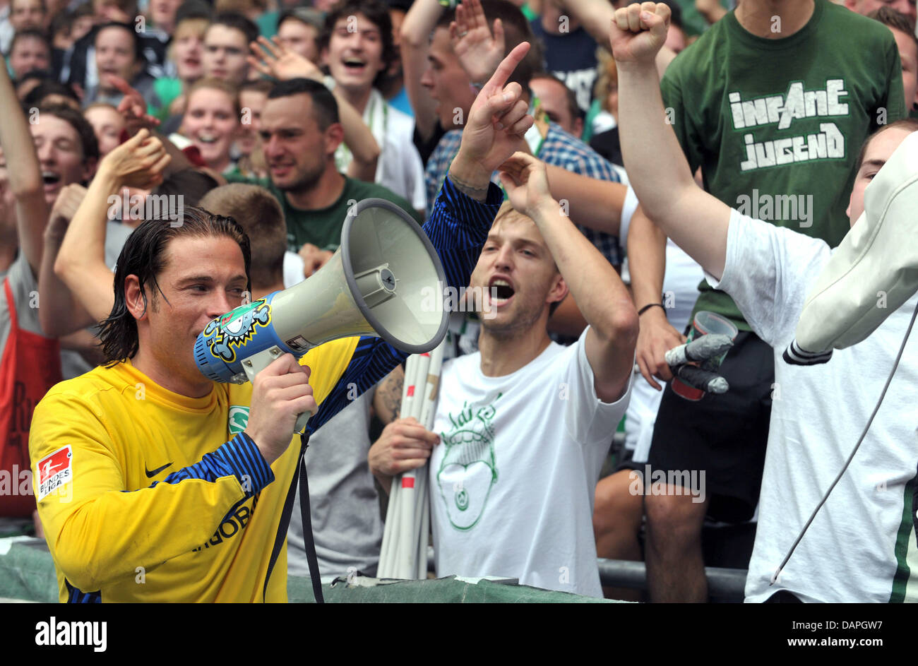 Bremen's goalkeeper Tim Wiese (front) holds a megaphone in his hands as ...