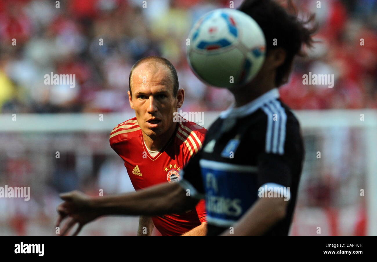 Bayern Munich's Arjen Robben (L) and Hamburg's Heung Min Son (R) vie ...
