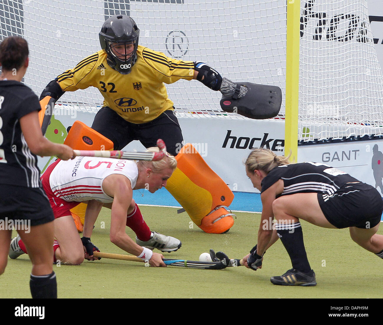Germany's Mandy Haase (r) and Yvonne Frank fight for the ball with ...