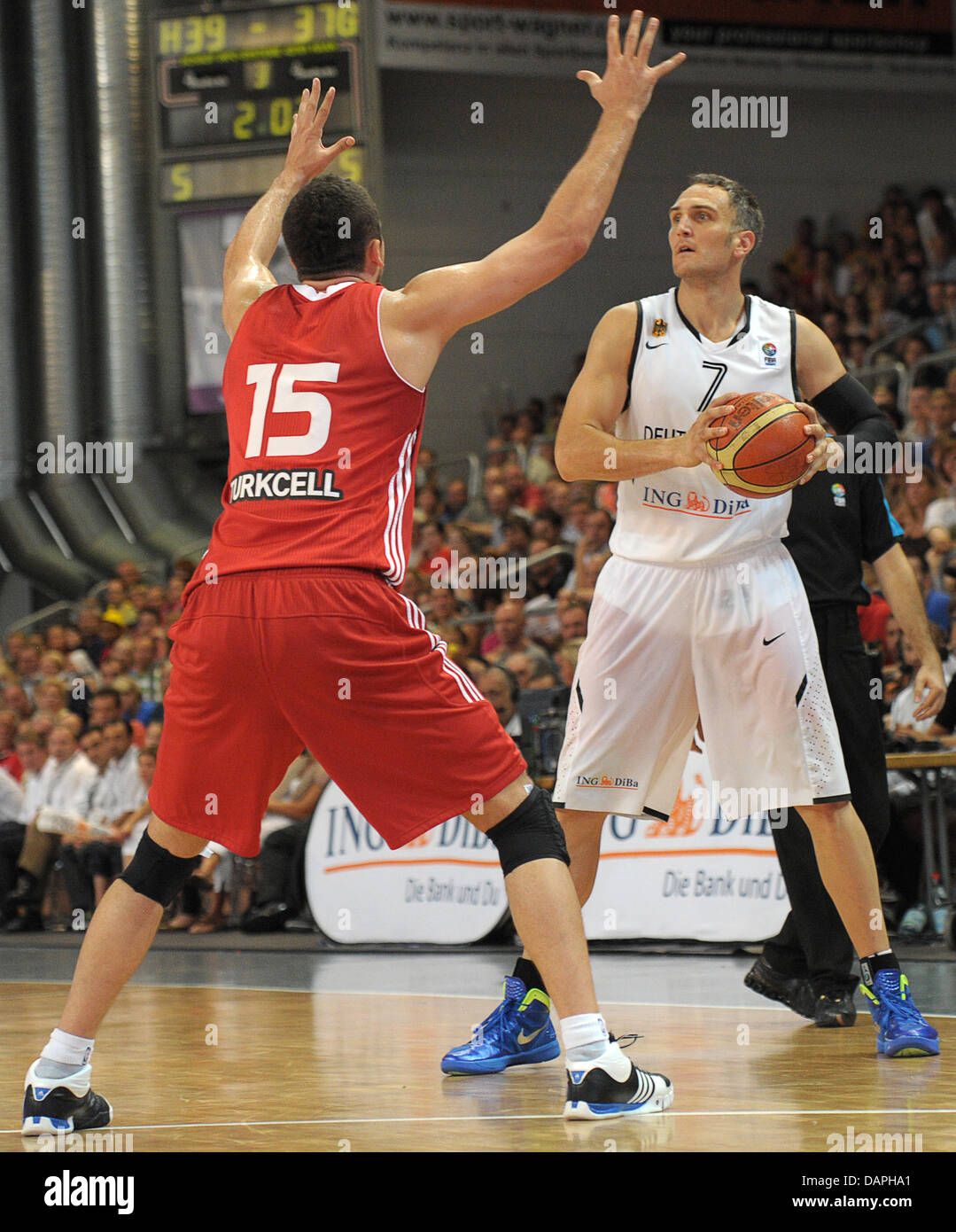 Turkey's Hidayet Türkoglu (l)tries to block Germany's Sven Schultze ...