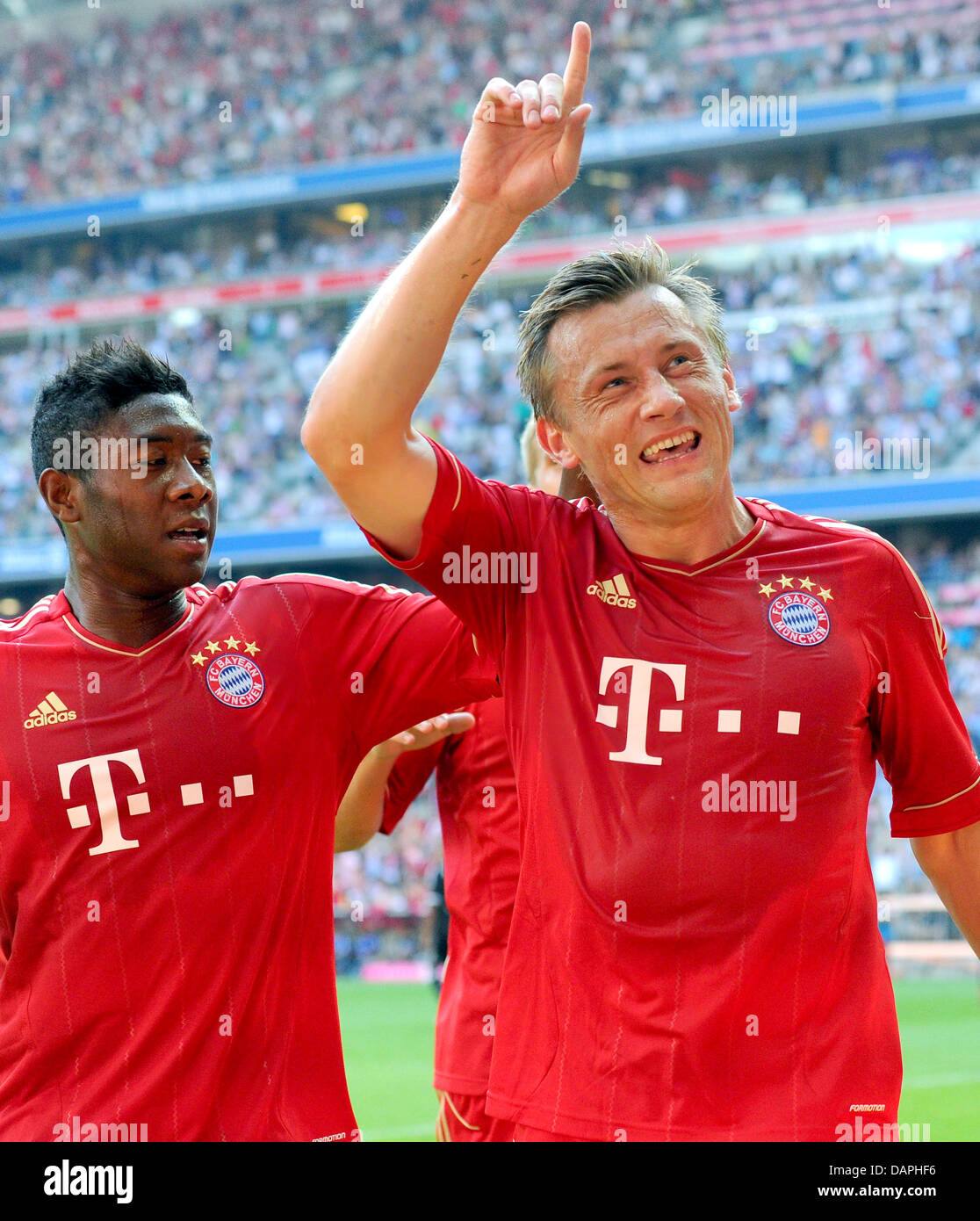 Bayern Munich's Ivica Olic (R) cheers about his 5-0 goal with David ...