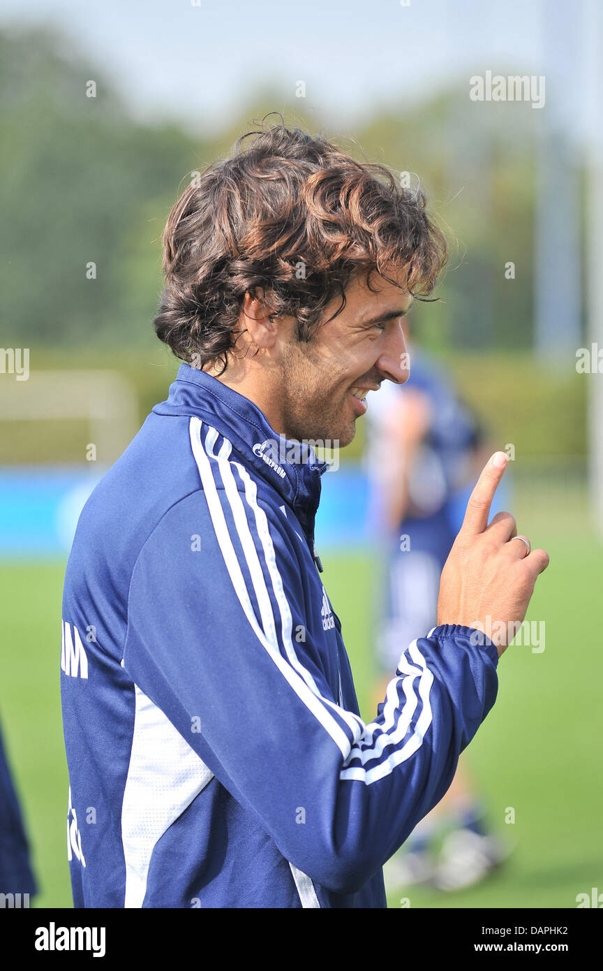 Schalke's Raul is seen during practice in Gelsenkirchen, Germany, 18 ...