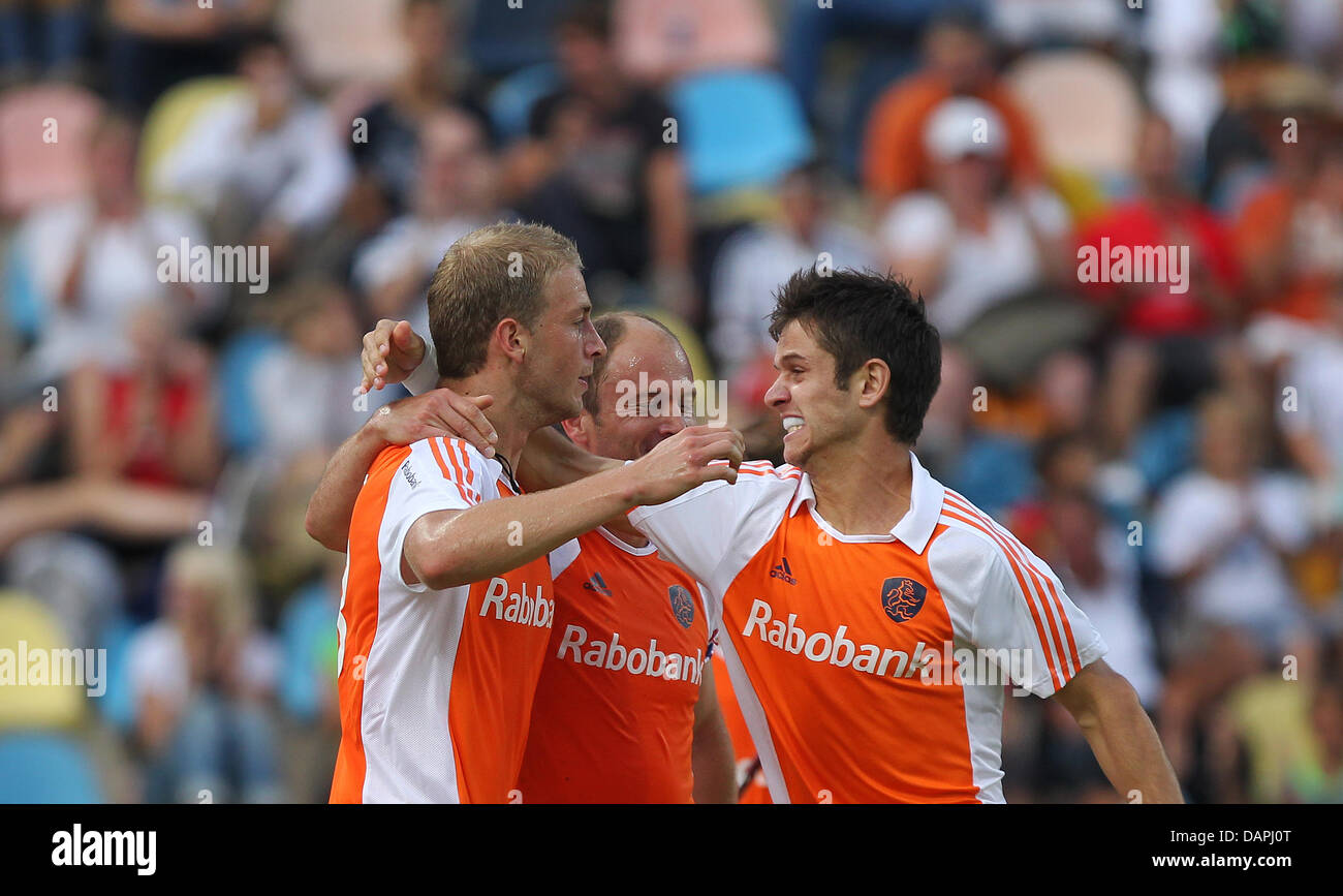 Dutch Billy Bakker (L-R) cheers about his 1-0 goal with Teun De Nooijer ...