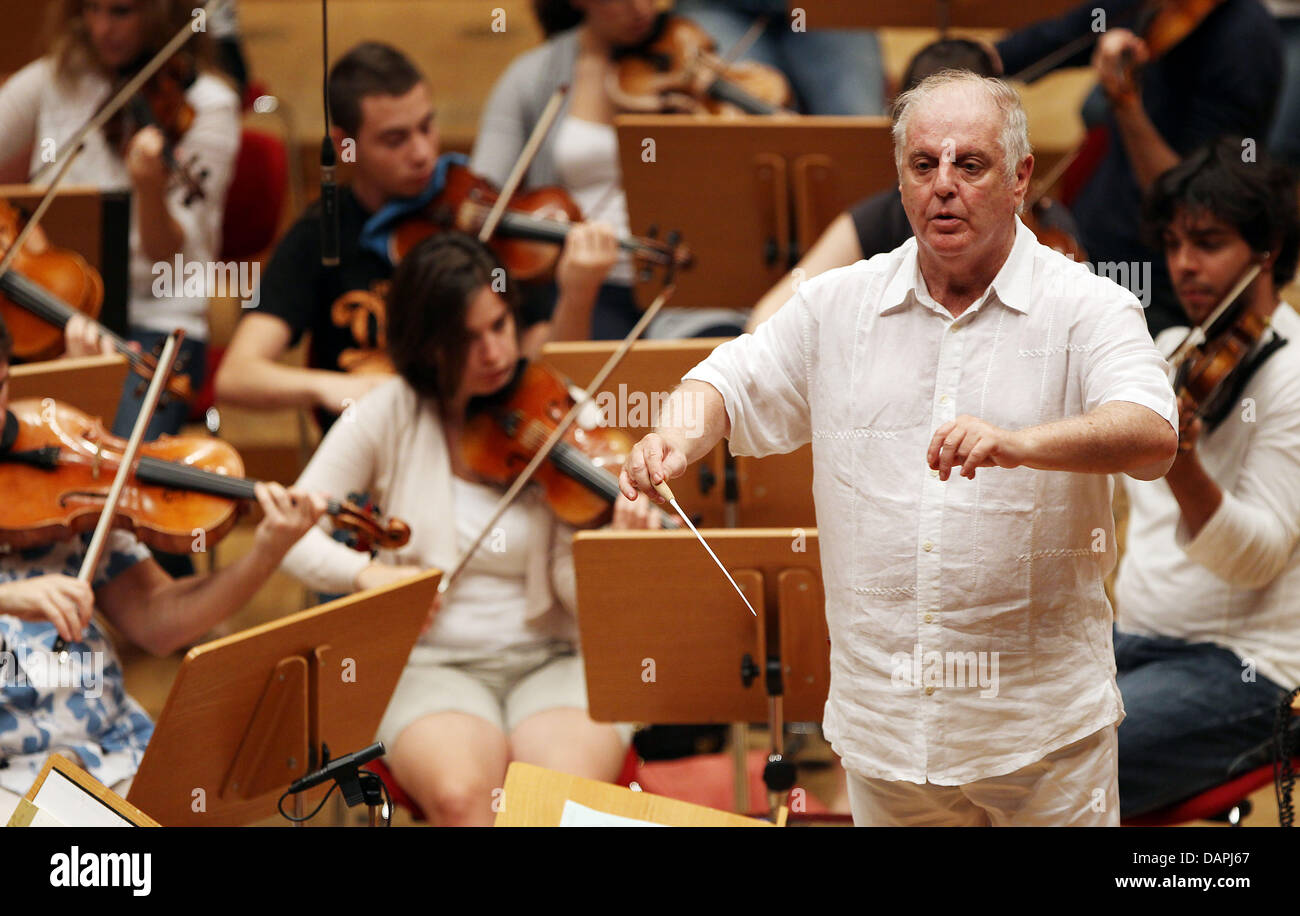 Conductor Daniel Barenboim rehearses with the West-Eastern Divan ...