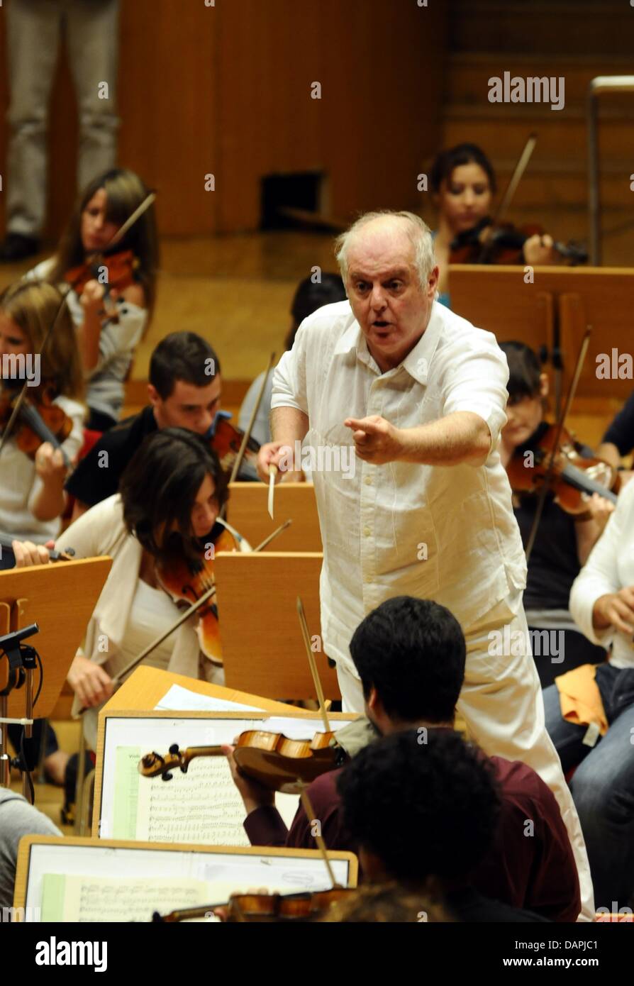 Conductor Daniel Barenboim rehearses with the West-Eastern Divan ...
