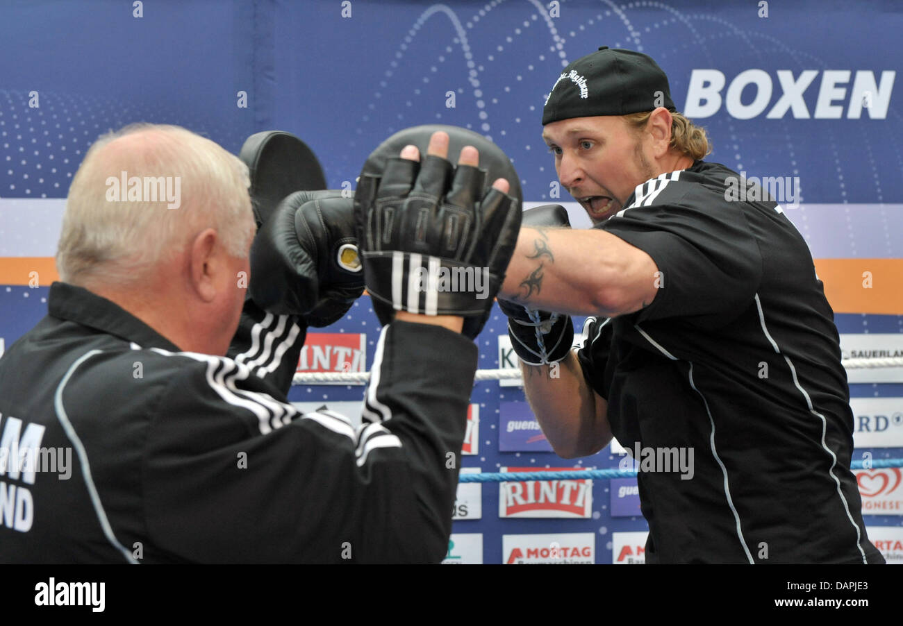 Professional boxer Robert Helenius (Finnland) practices with his coach ...