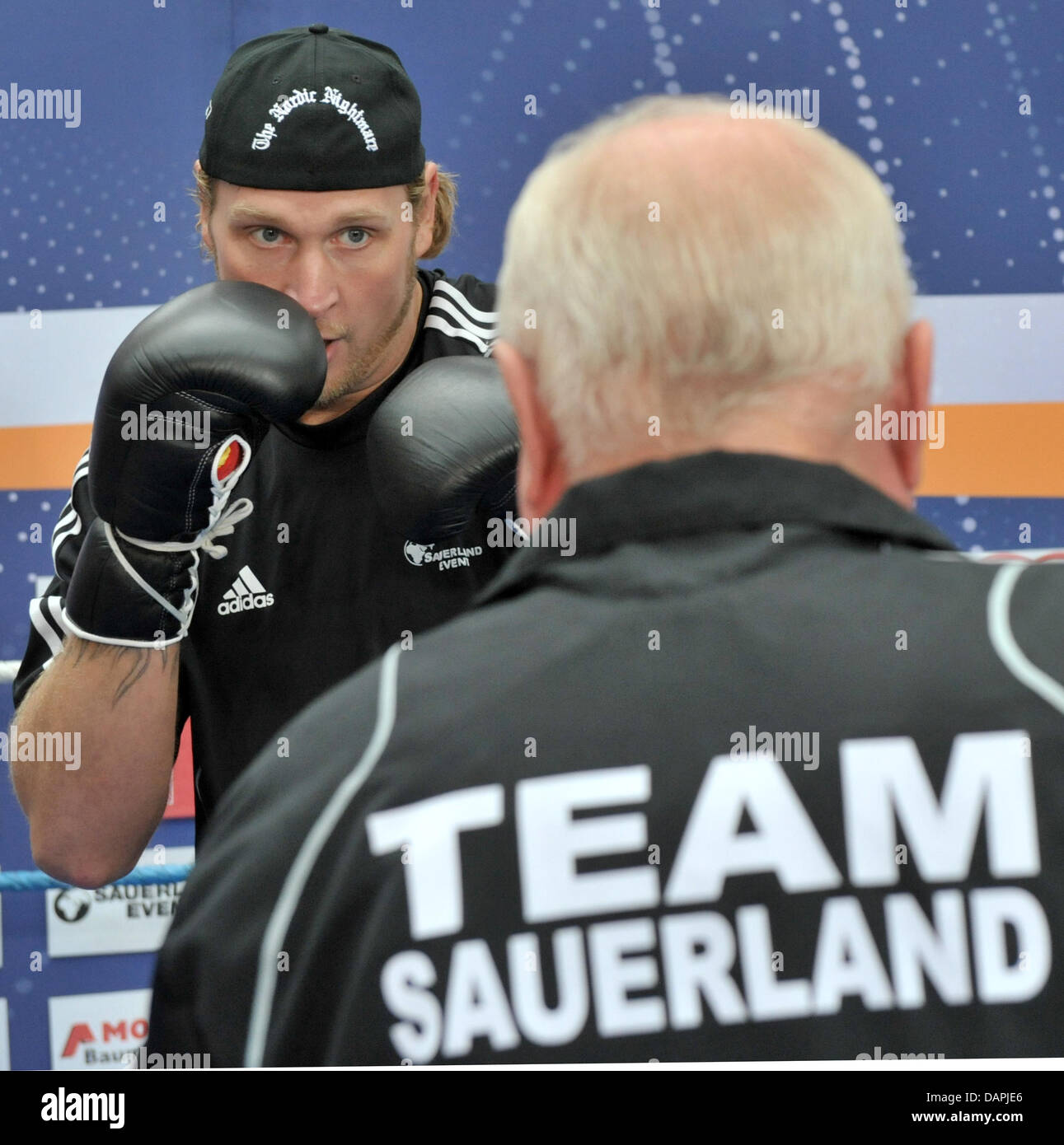 Professional boxer Robert Helenius (Finnland) practices with his coach ...