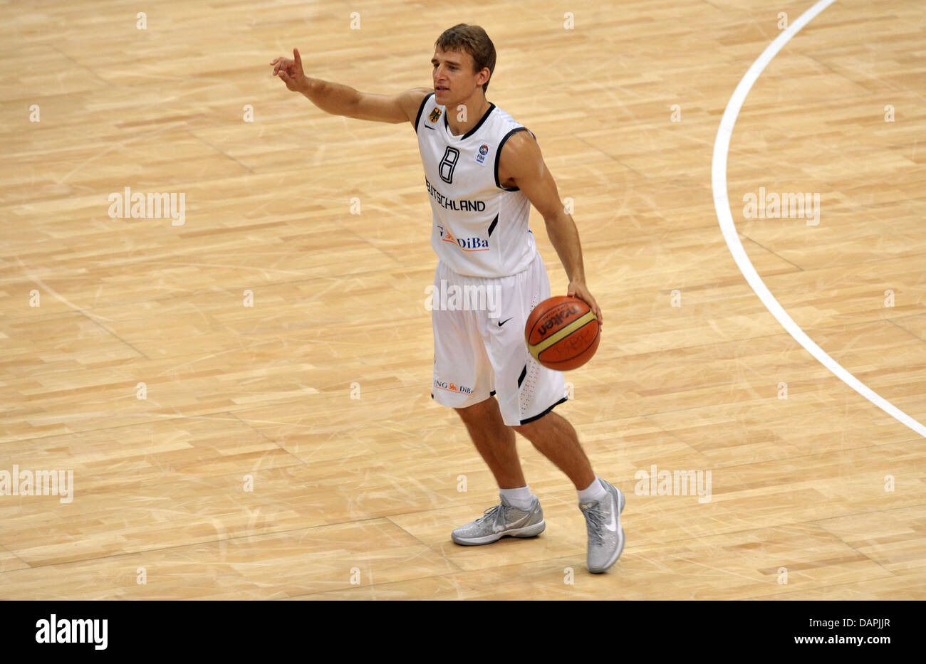 German national basketball player Heiko Schaffartzig leads the offense ...