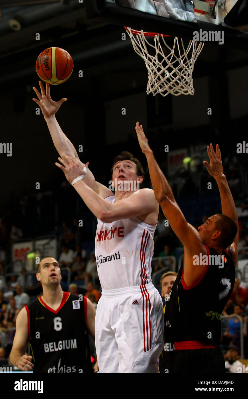 Turkish national basketball player Oemer Faruk Asik throws the ball ...